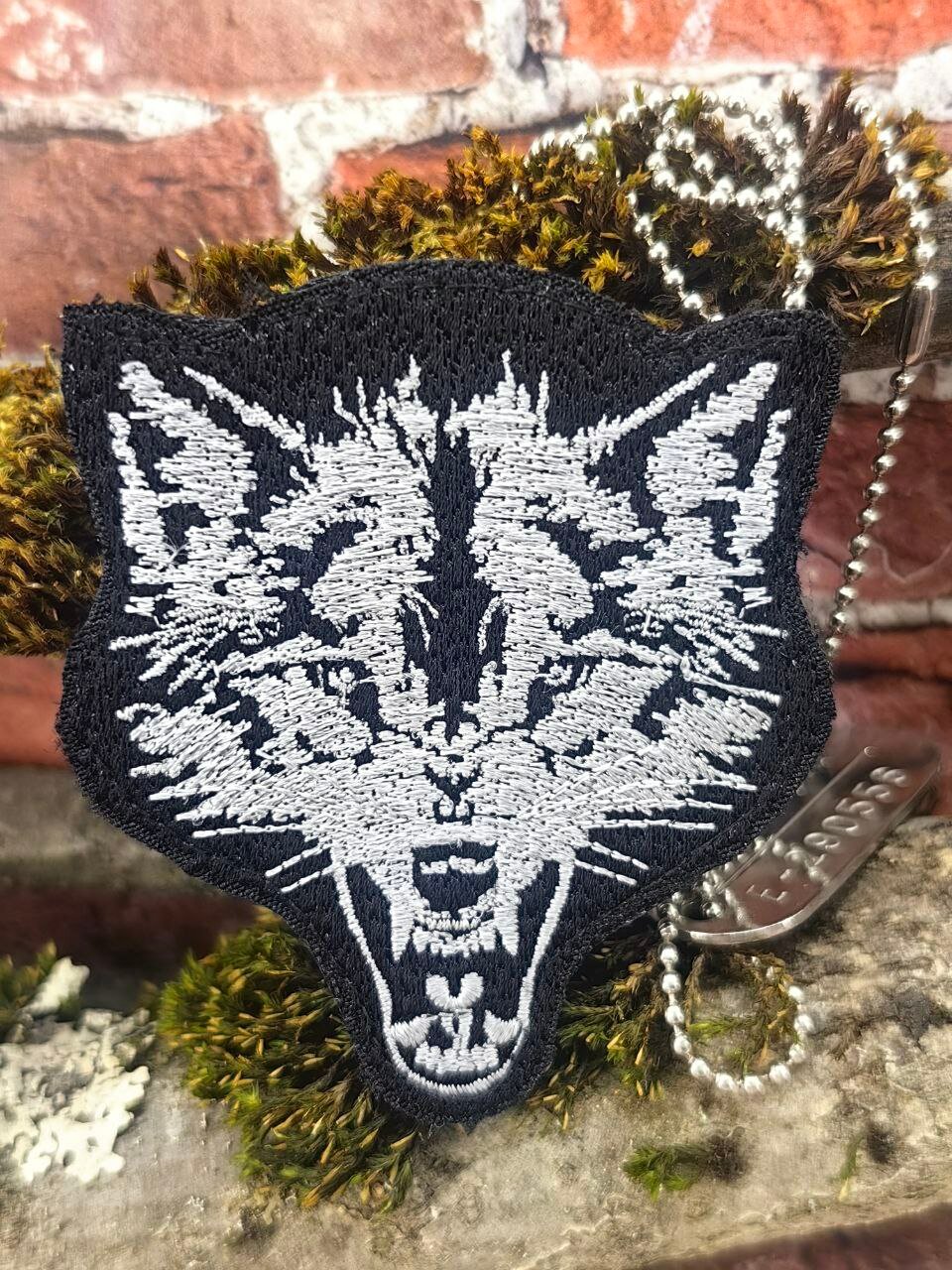 Нашивка-патч волк вышитая на липучке черная