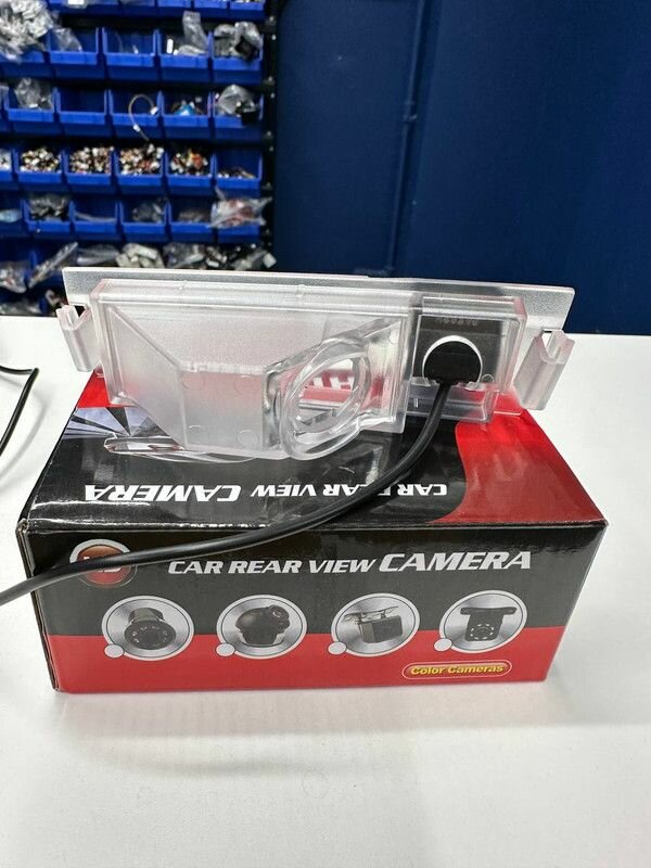 Камера заднего вида в плафон универсальная для KIA 2008+