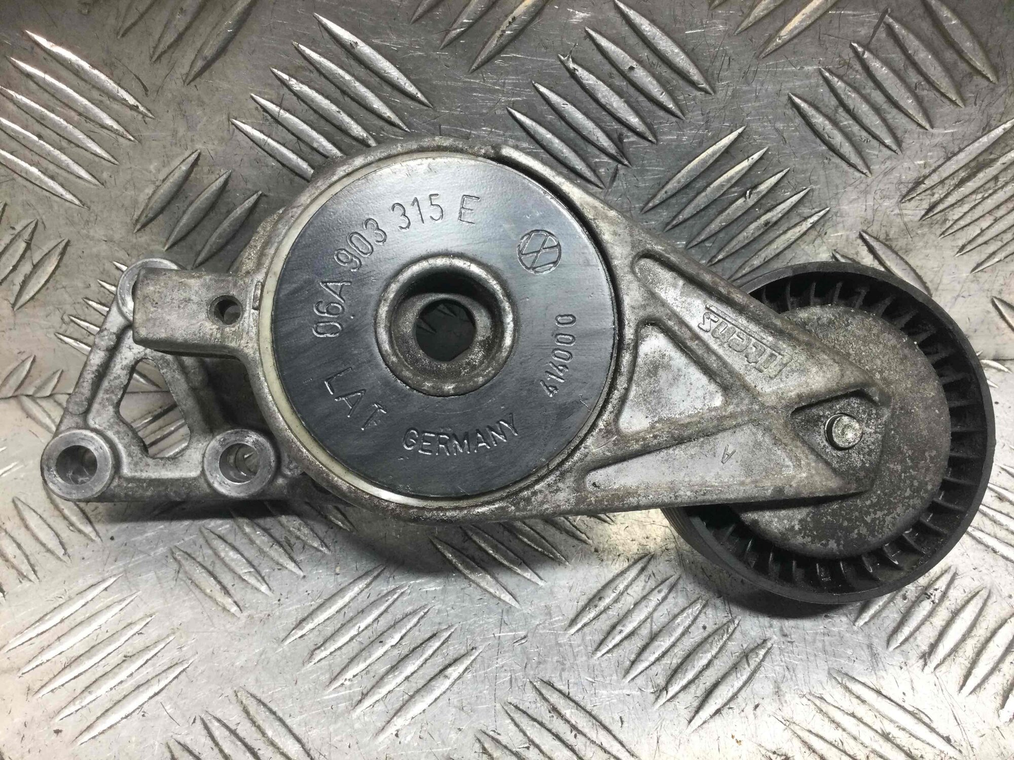 Б/У Натяжитель ремня генератора Volkswagen Polo 3 поколение (1994-2001) 2000 г.