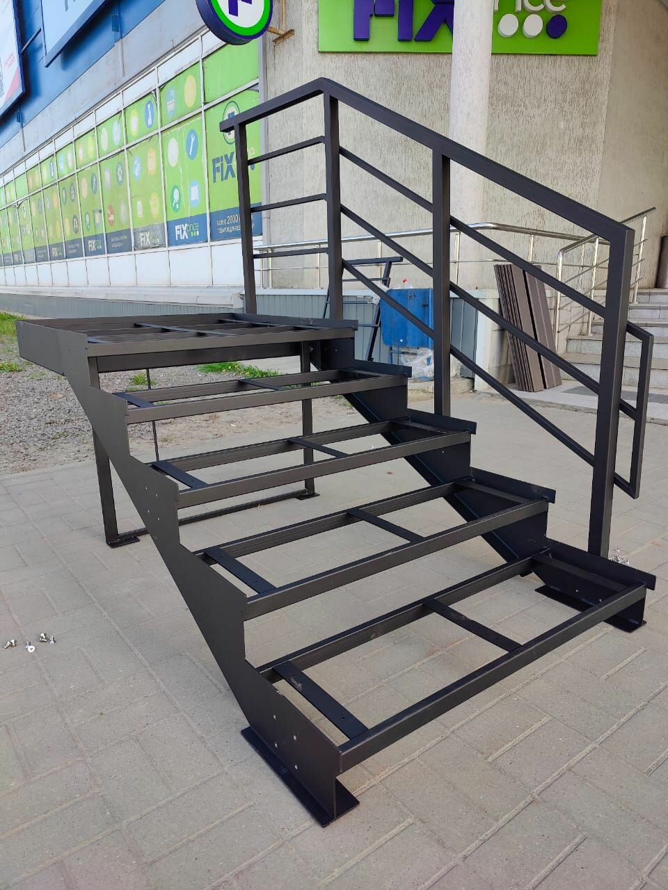 Лестница-крыльцо 5 ступеней с площадкой, без ДПК, ограждения справа. Ширина 1м, высота 1м.