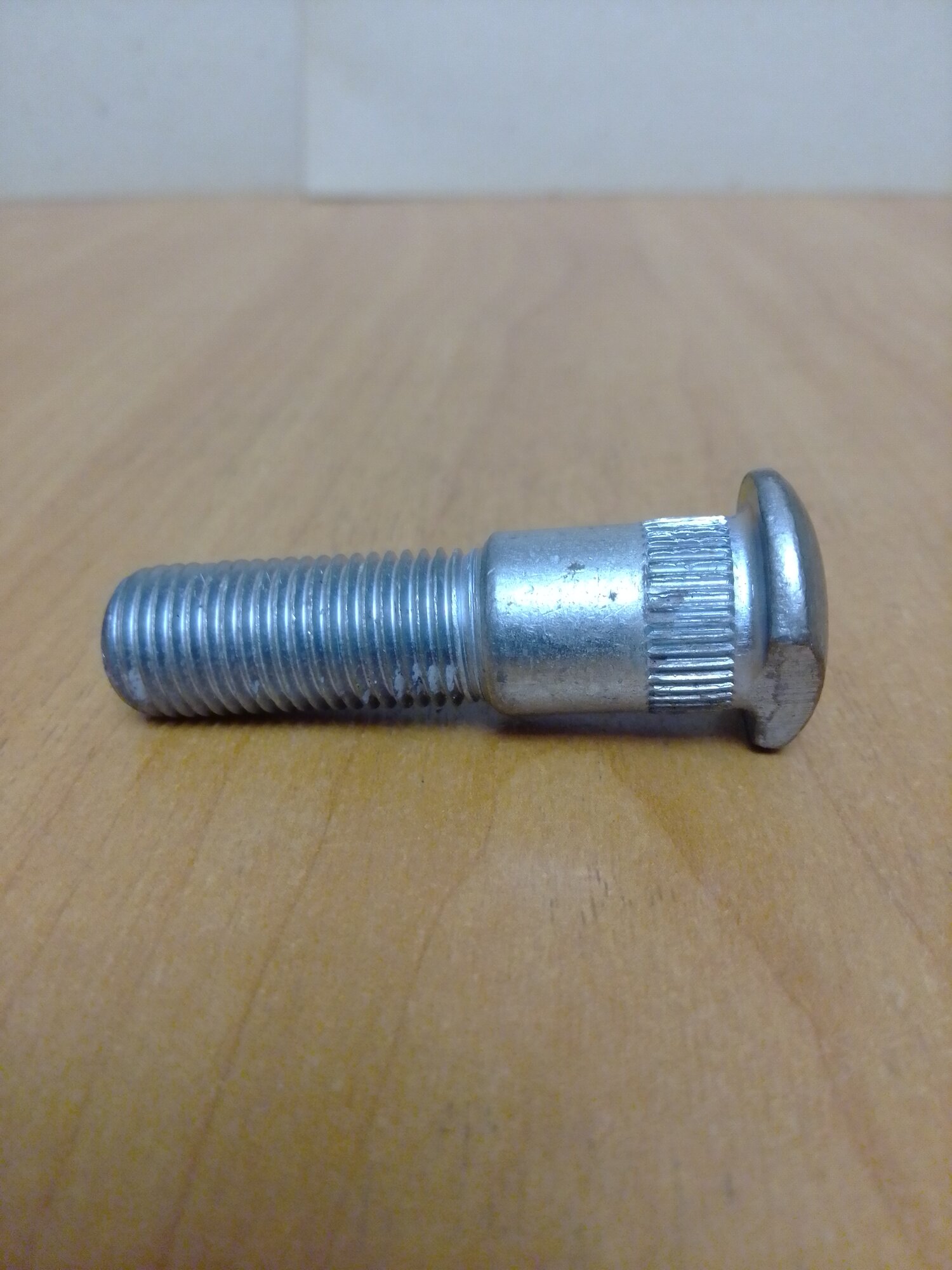 Шпилька (болт) колеса М14х1,5х55 для автомобилей ГАЗ-2217 Соболь (перед/зад); ГАЗ-31029,3102 (задние колёса),31011-2403062. Кр. Этна.