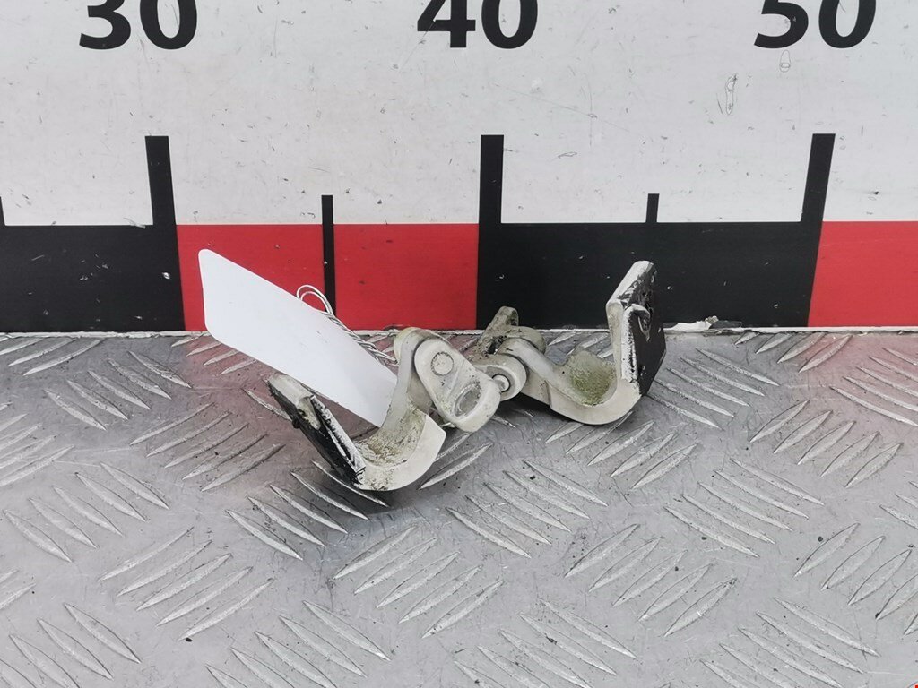 Петля крышки (двери) багажника Volkswagen Golf 3 1H6827301 арт. 1846954