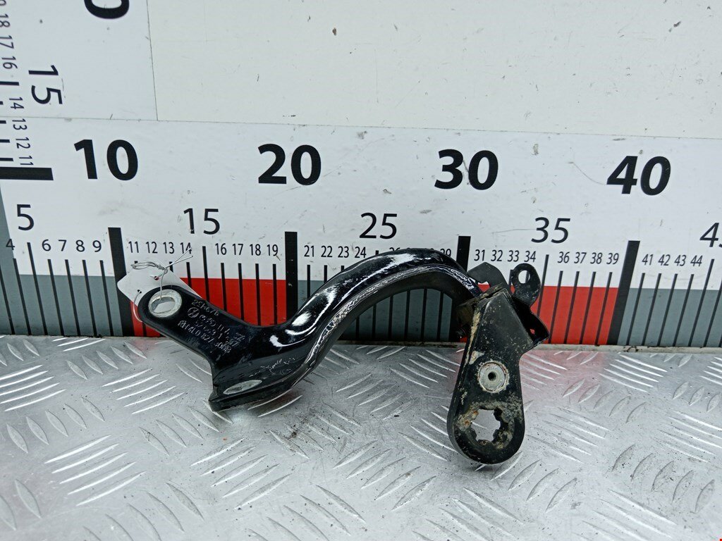 Петля крышки (двери) багажника Audi Q7 4L 4L0827300B арт. 1821290
