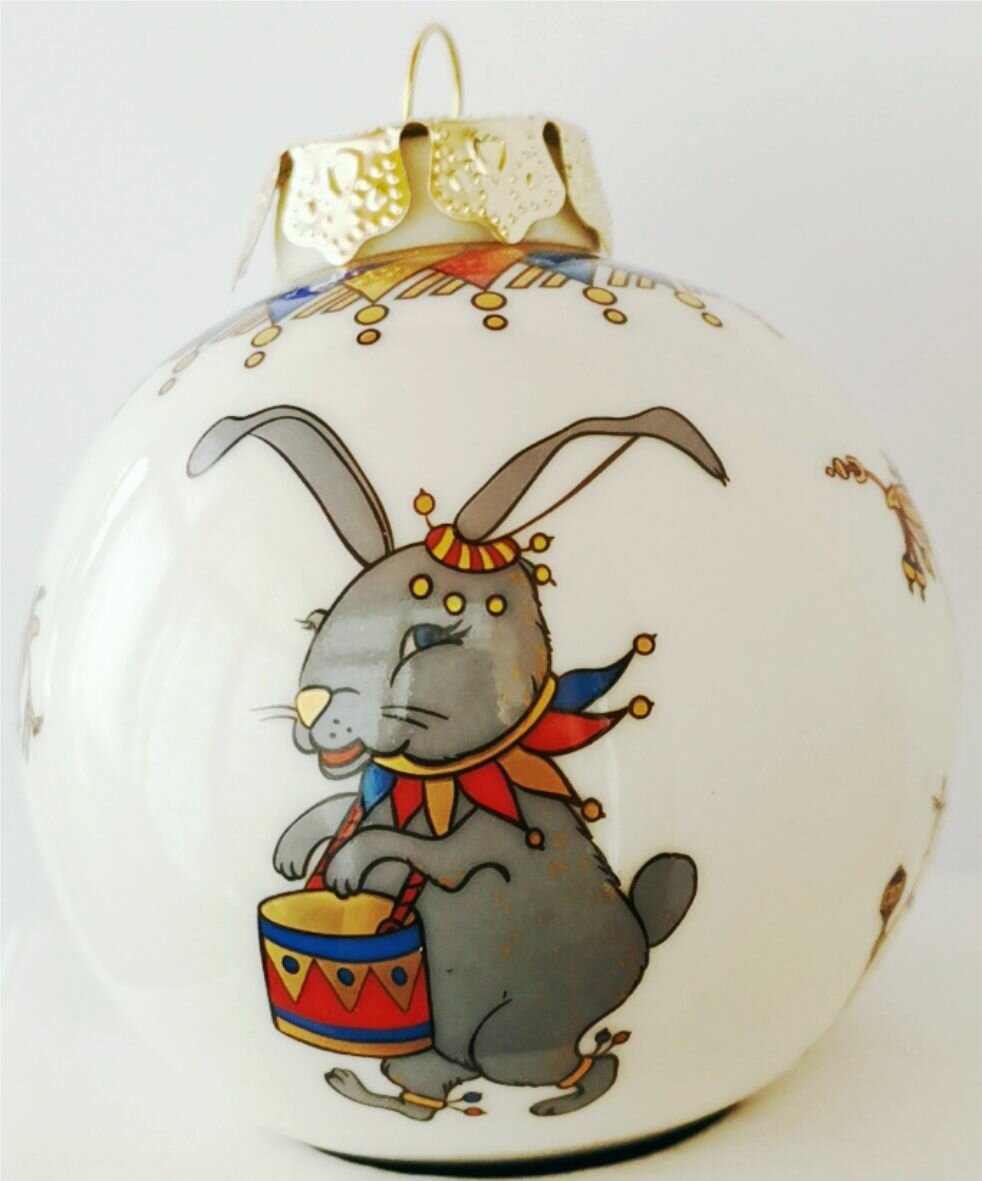 ШАР фарфоровый Новогодний на ёлку-"скоморохи-кролик" диаметр-65 мм, в картонной коробке.