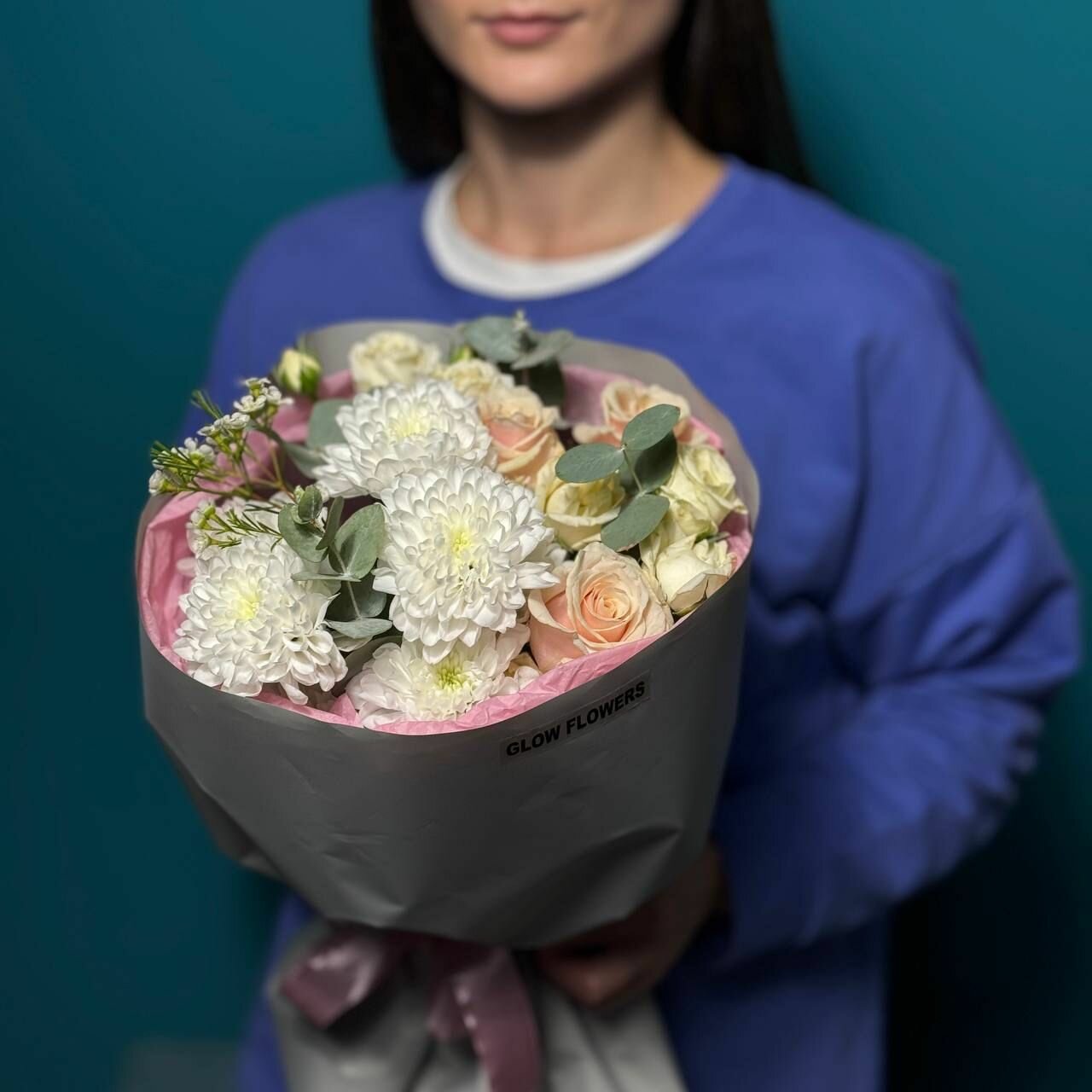 Нежный букет из кустовых хризантем, роз и эвкалипта, живые цветы, доставка цветов, цветы