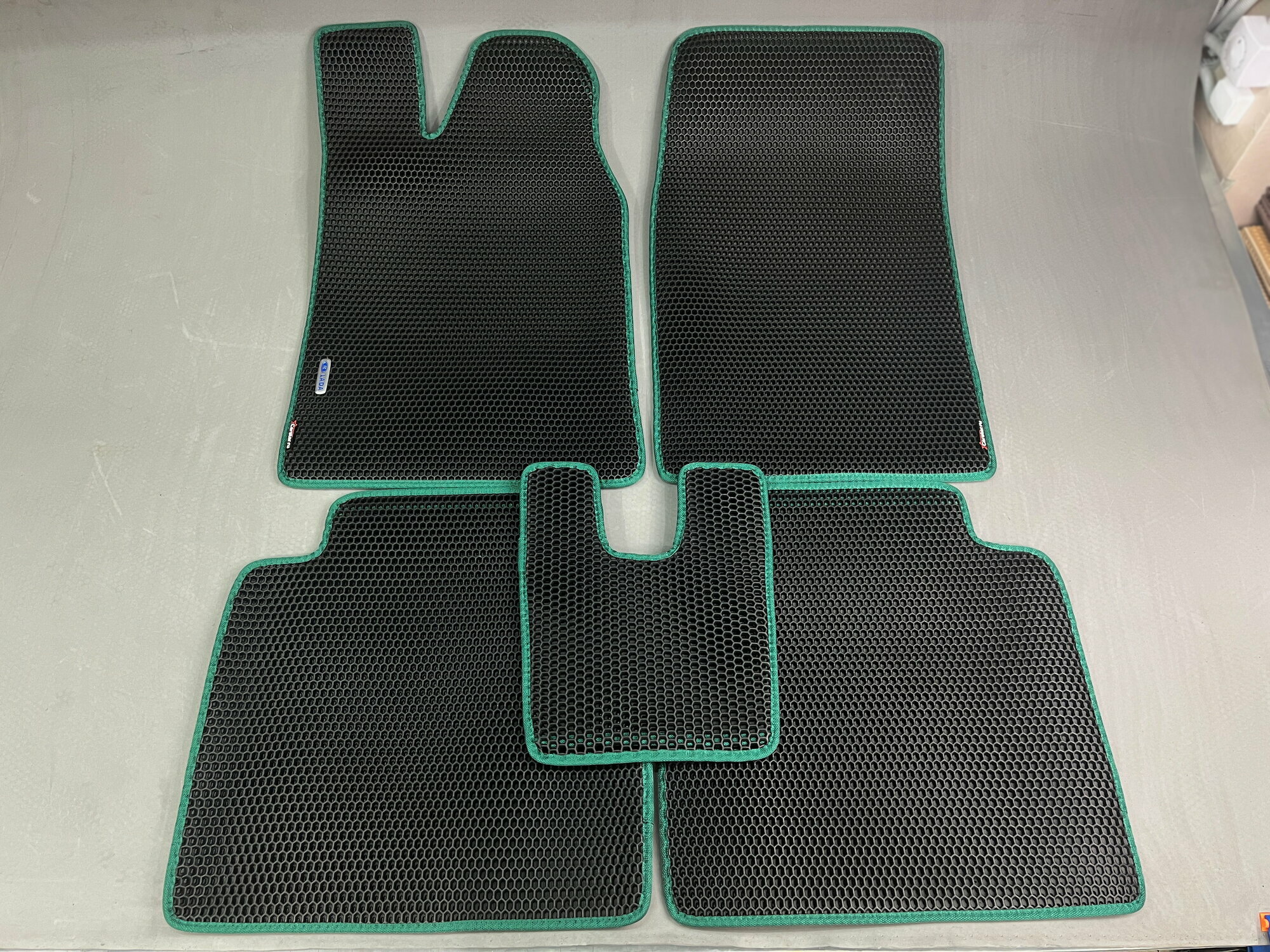 CARSTAR | Коврики EVA двухслойные для Lada (ВАЗ) 2105 (1979-2011) чёрные с изумрудным кантом, с 1 шильдиком Lada