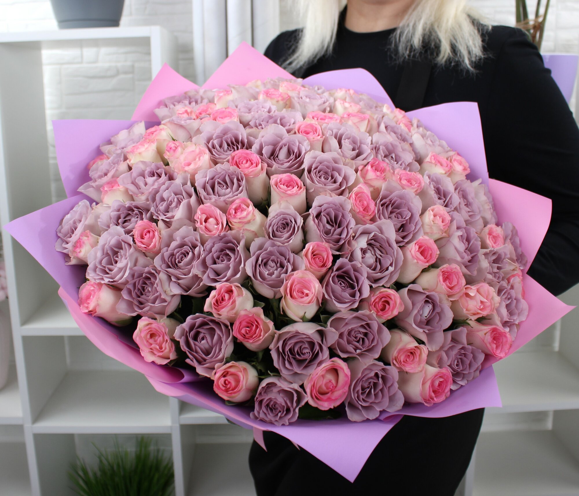 Букет 101 бело-розовая и сиреневая роза, высота 40 см, Кения