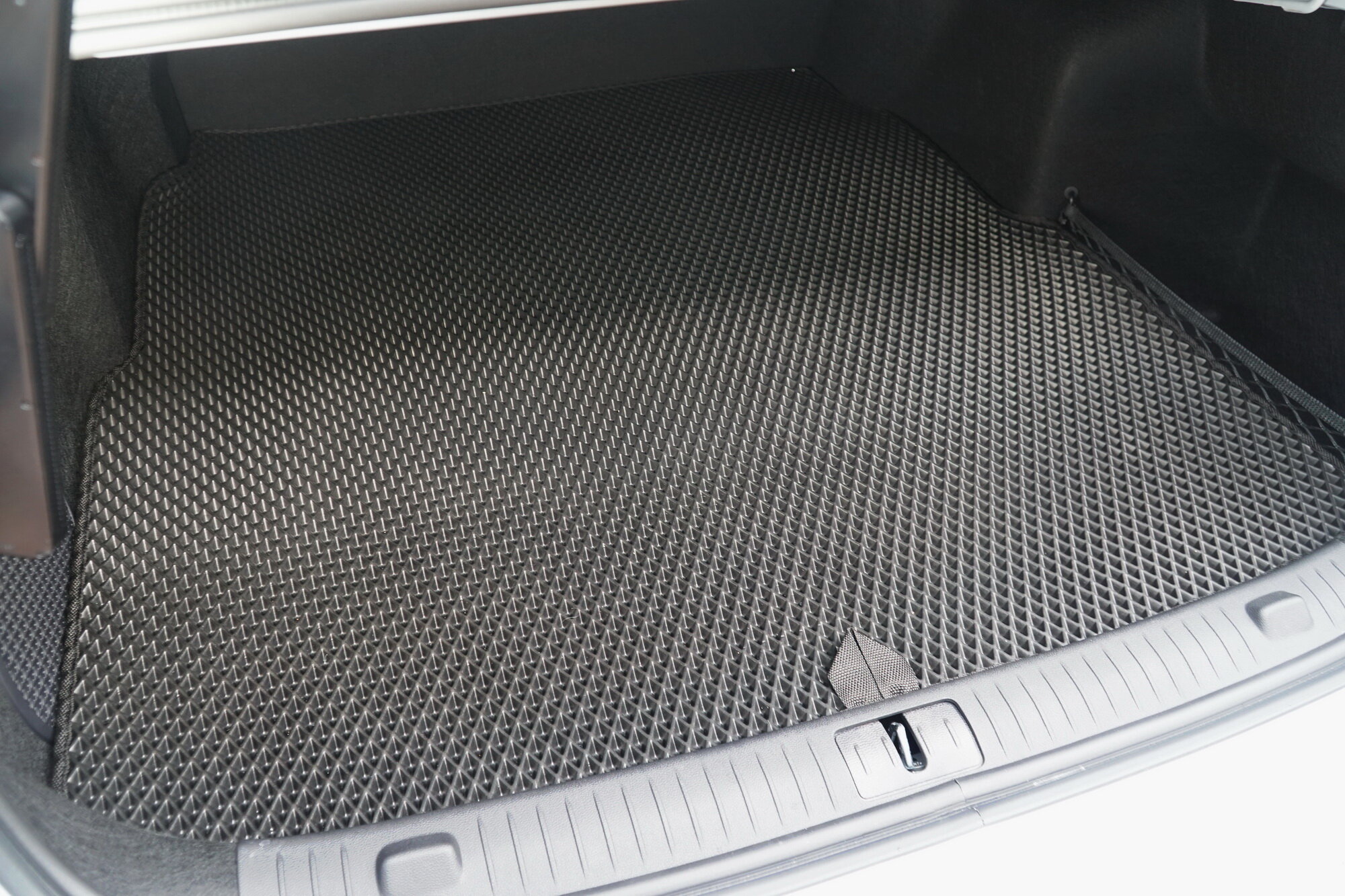 Коврик EVA в багажник для Chery Arrizo 8 (2022->), чёрный с чёрным кантом, ячейка - ромб