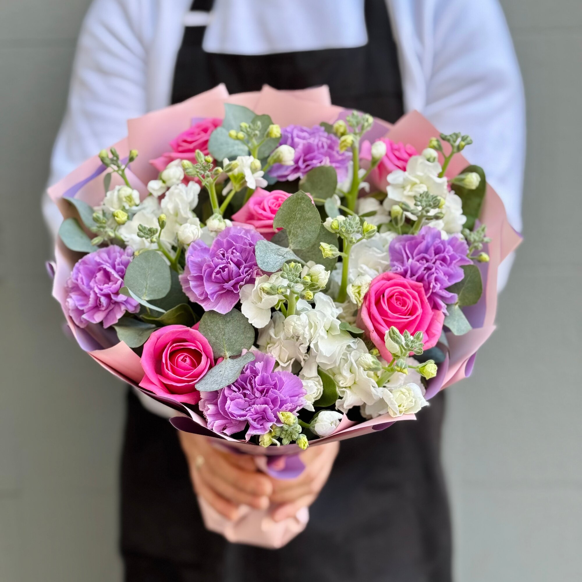 Букет Rybe-Flowers, розы, маттиолы, гвоздики, с эвкалиптом, 40см