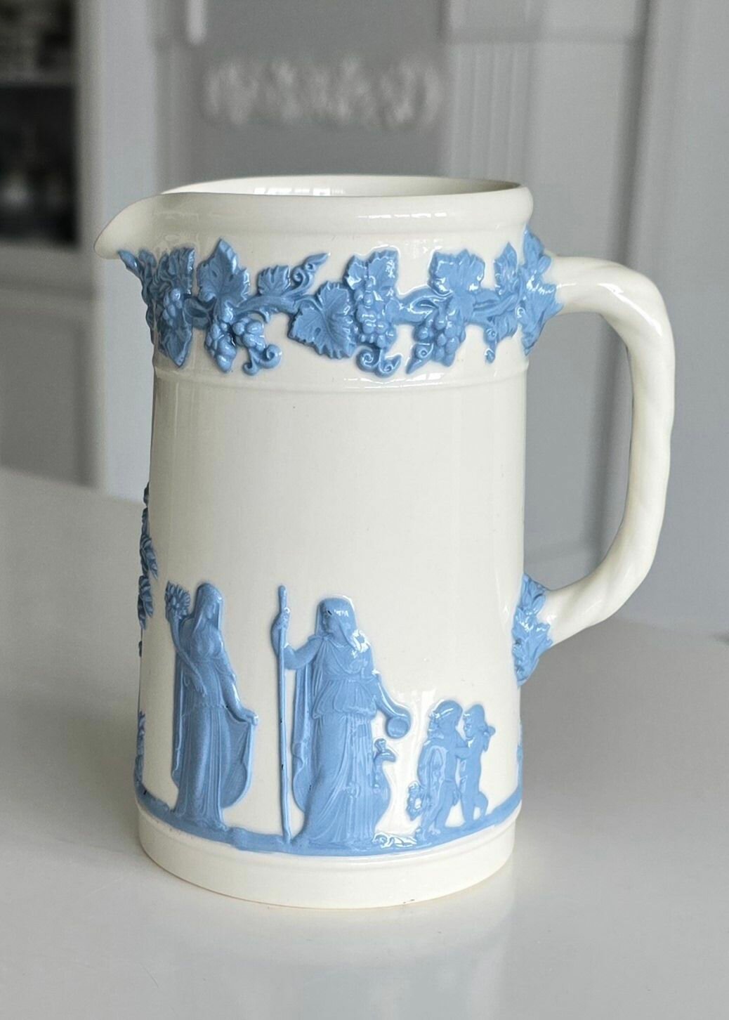 Винтажный кувшин