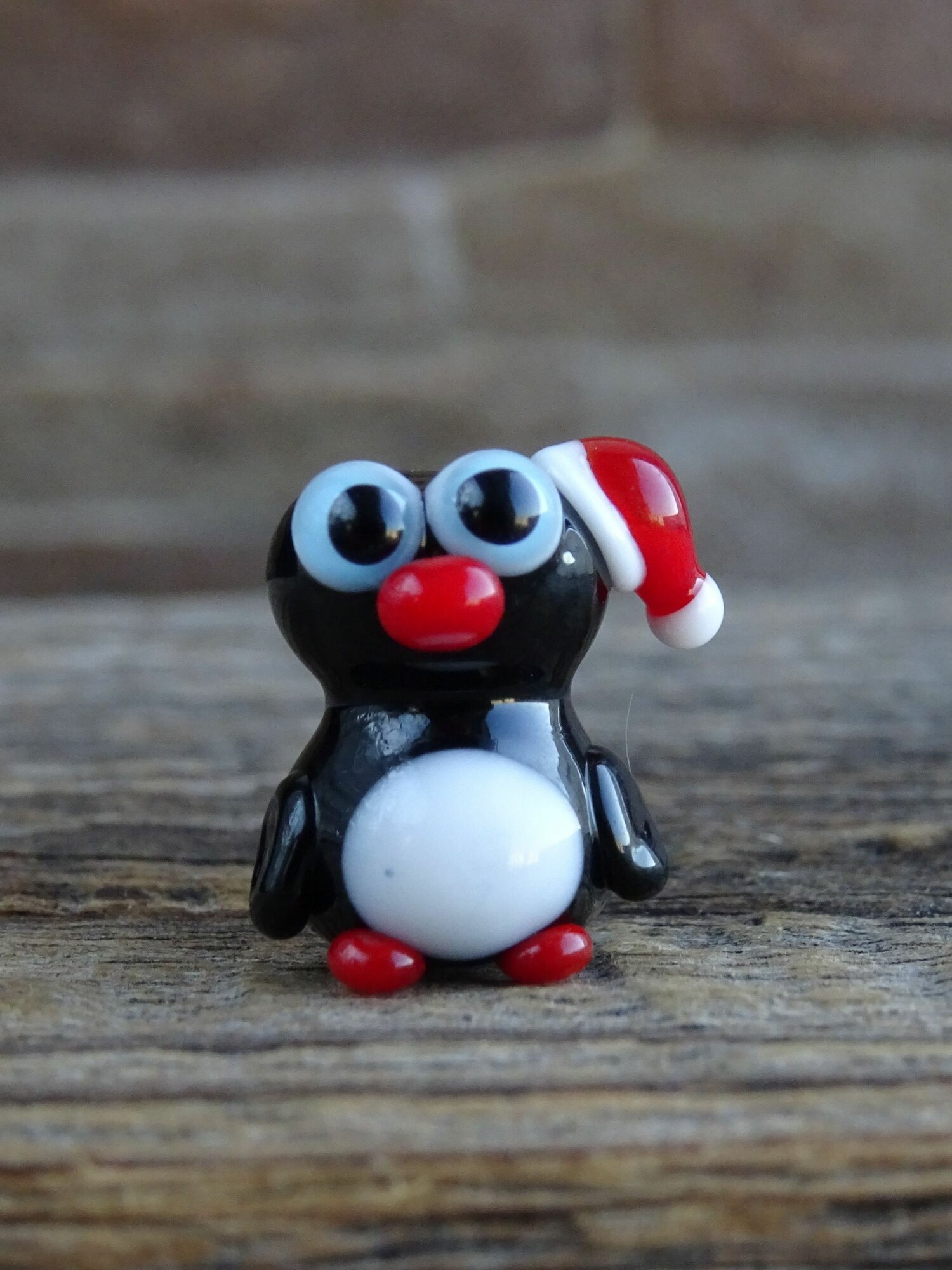 Фигурка стеклянная пингвин в шапке Санты Сувенир подарок на Новый год 2026