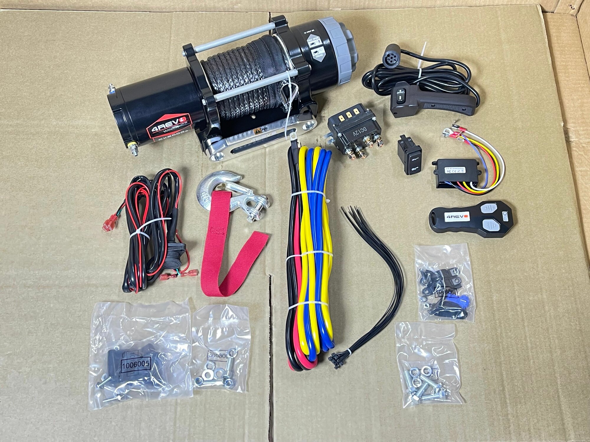 Лебедка электрическая 6000lbs (2722кг) синтетический трос + пульт ДУ. 4REVO CX-6000S.