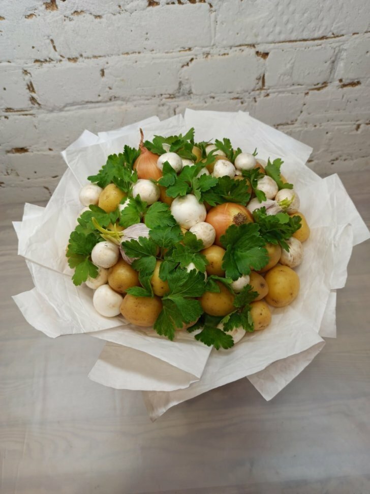 Букет с молодым картофелем и грибами (BuketOnline)