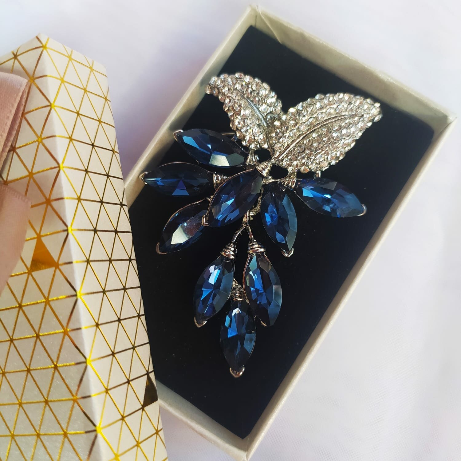 Брошь, стразы