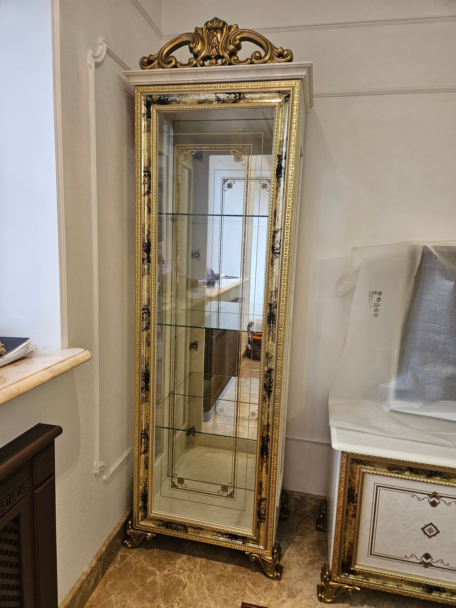 Витрина Катя, цвет бежевый с золотом глянец, фабрики Диа Мебель, Россия.