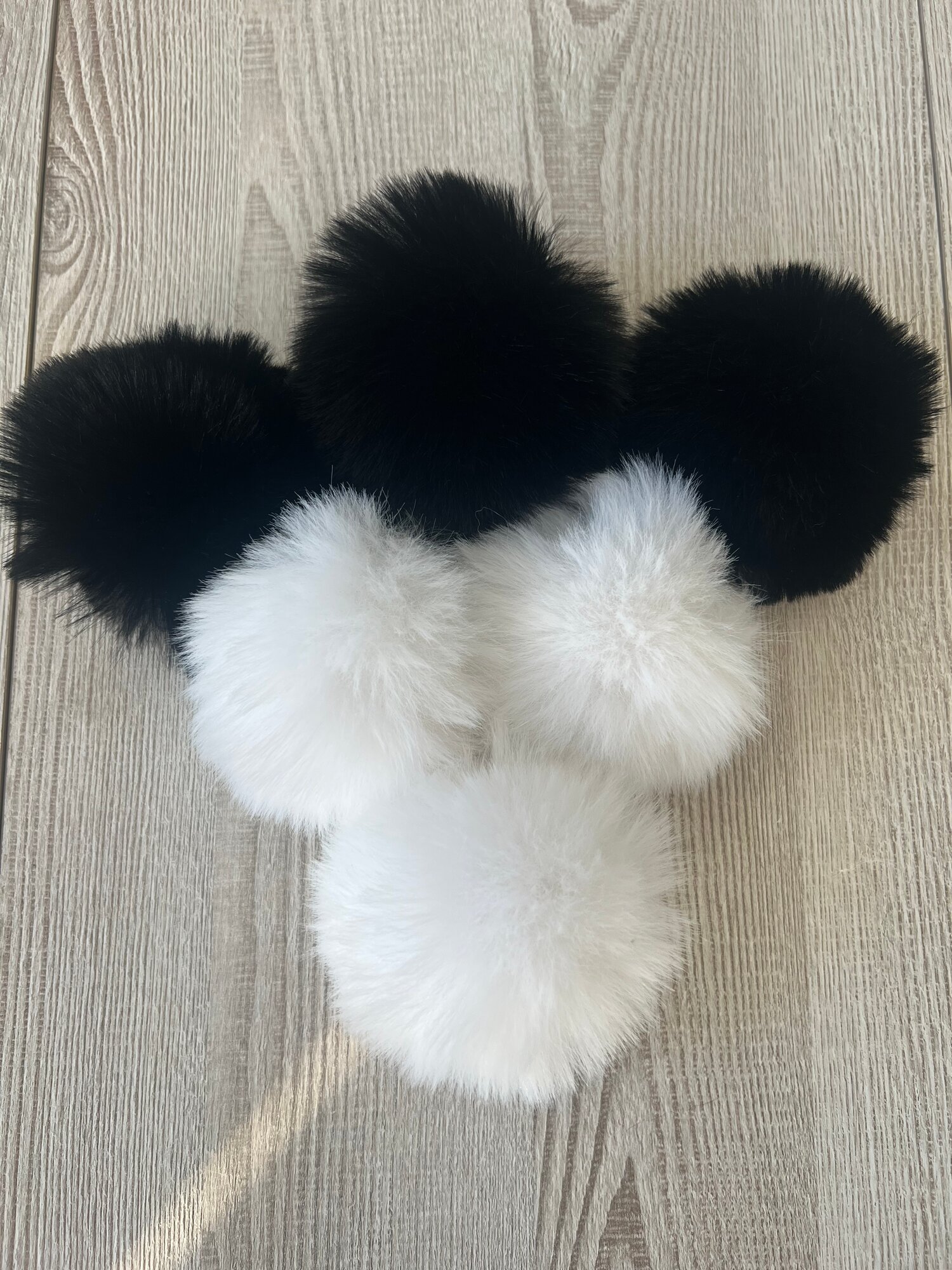 Помпоны чёрный белый 6 шт