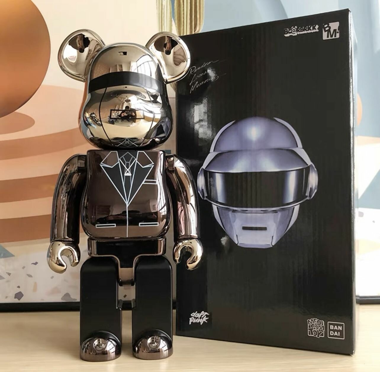 Дизайнерская игрушка BearBrick "Мишка в костюме"