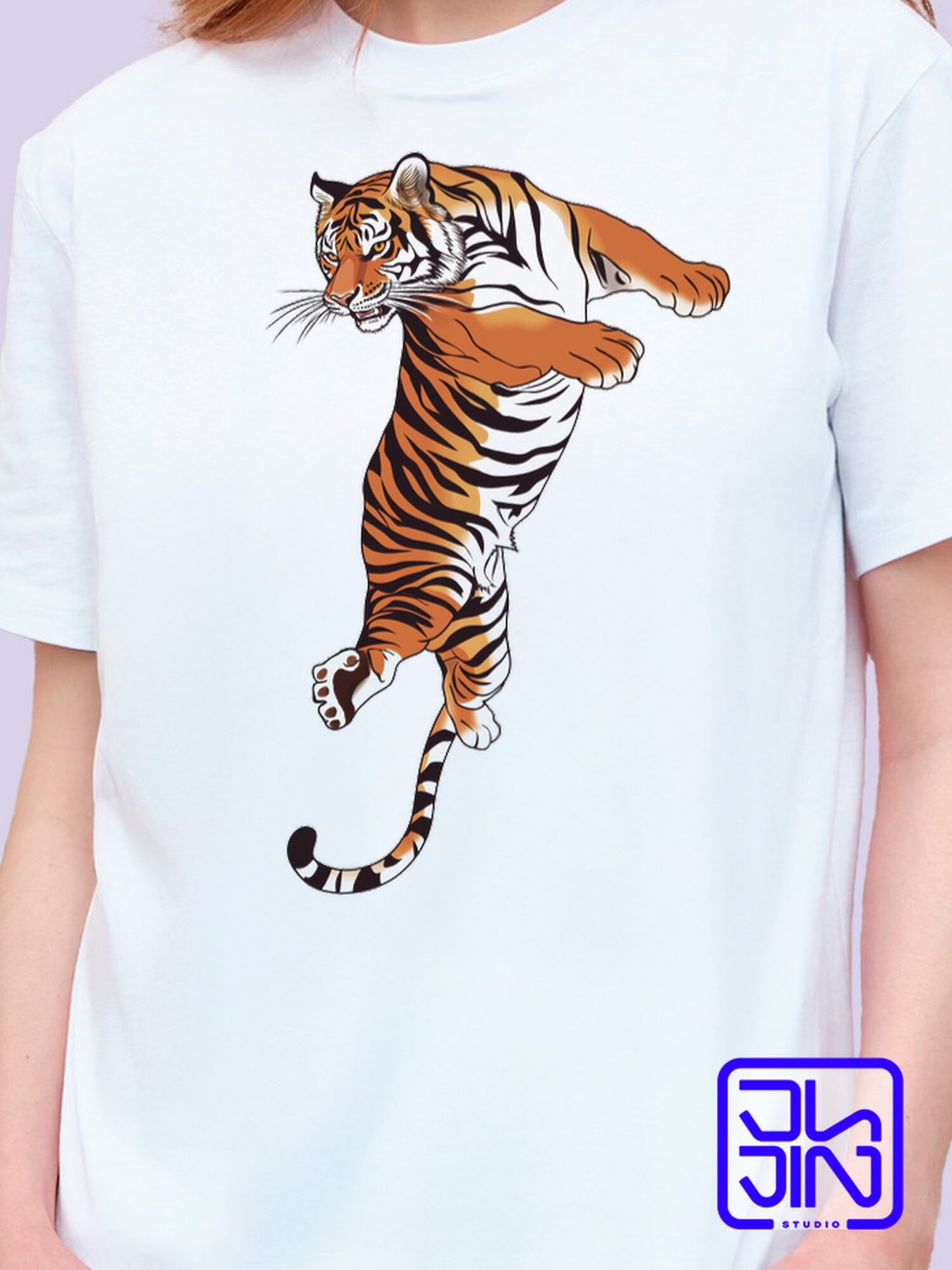 Футболка классическая женская с авторским принтом Агрессивный, мощный тигр в прыжке оранжево черно-белый уличный хищник, белый хлопковый трикотаж с прикольным рисунком на груди