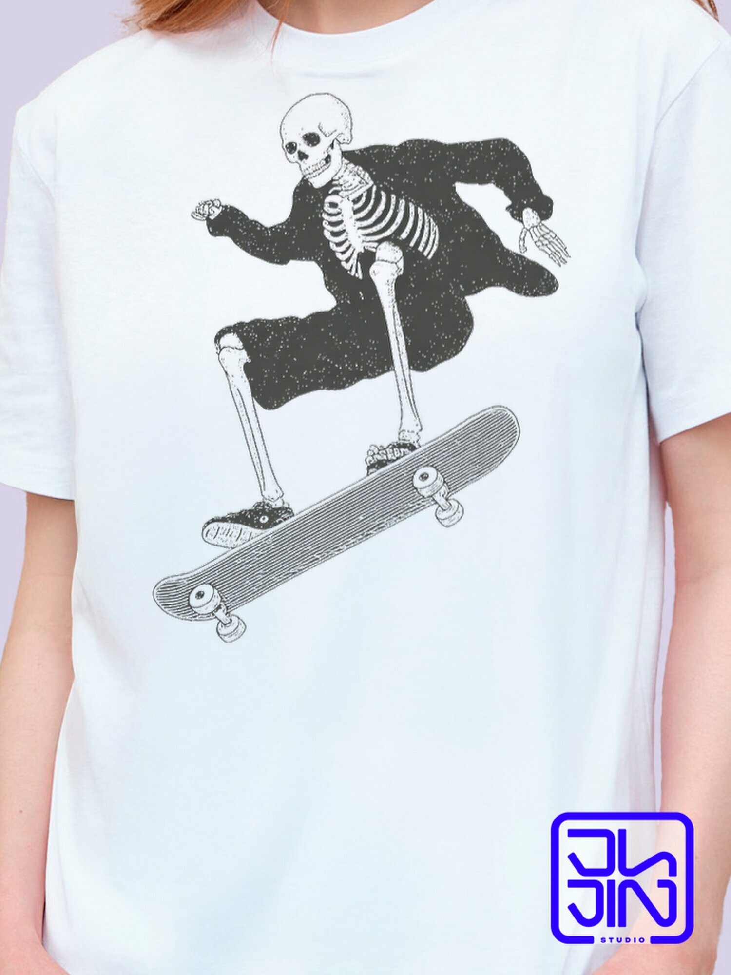 Футболка классическая женская с авторским принтом Скелет дерзкий, уличный в черной одежде на черно белом скейтборде экстрим, белый хлопковый трикотаж с прикольным рисунком на груди