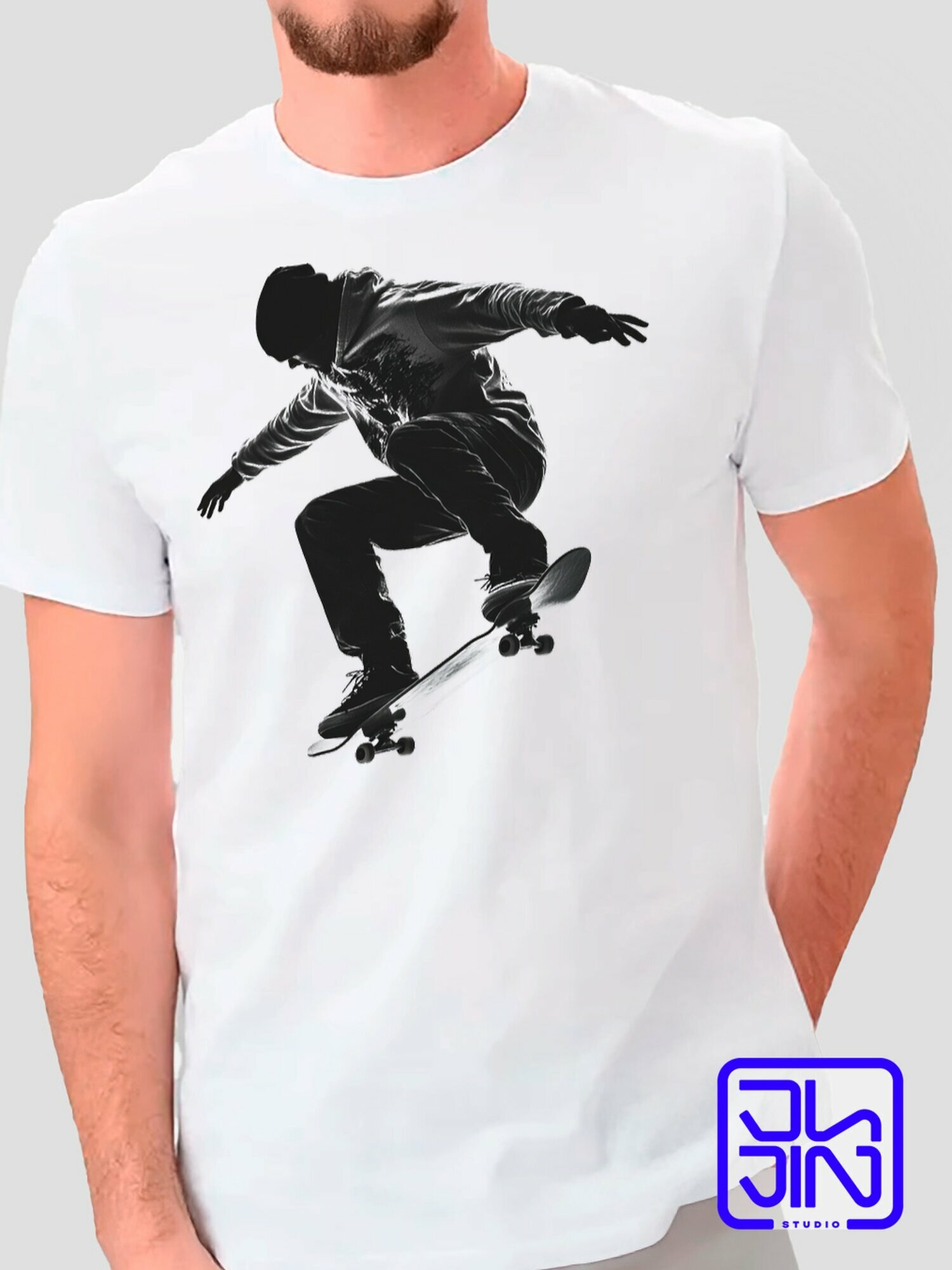 Футболка классическая мужская с авторским принтом Скейтбордист в черно белом стиле, уличные молодежные трюки на черной доске, белый хлопковый трикотаж с прикольным рисунком на груди