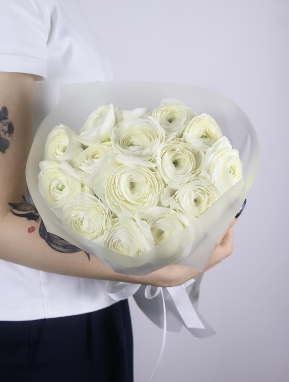 15 белых ранунклюсов «белые лютики»