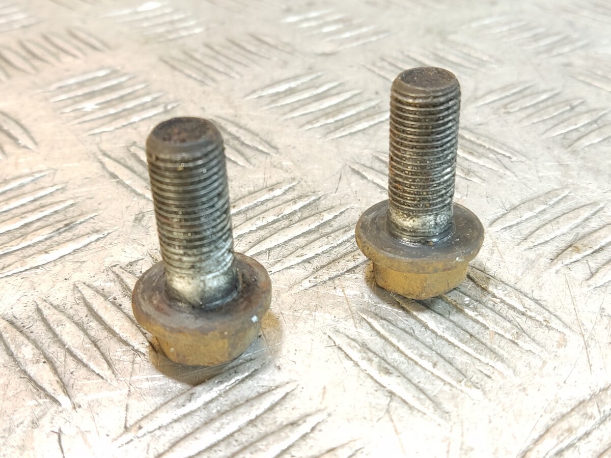 Болт крепления суппорта переднего CHERY Tiggo T11 Q184B1229