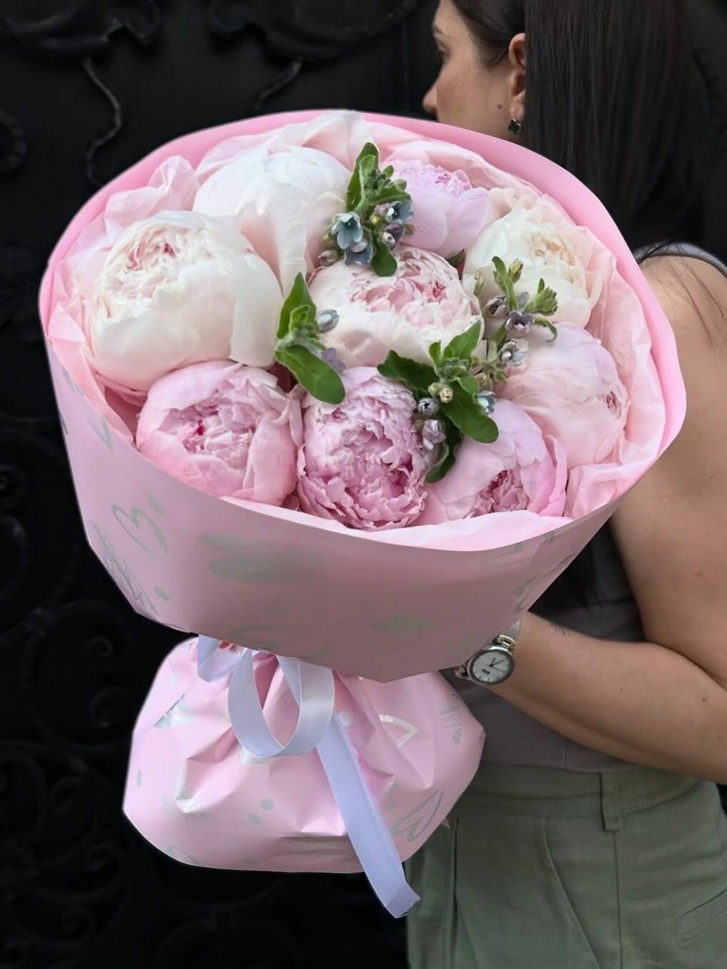 Букет из 9 пионов и незабудок