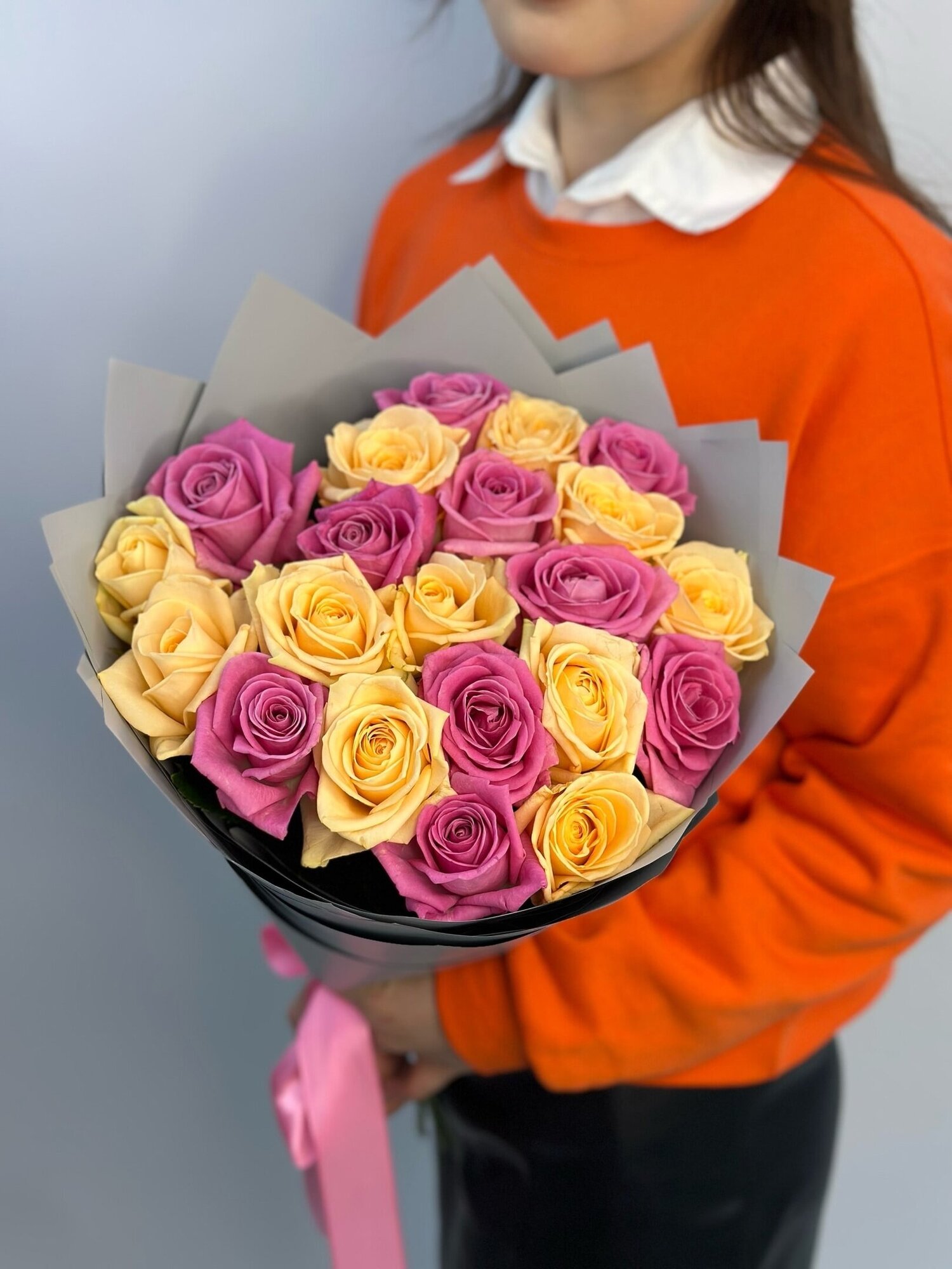 Букет цветов из 21 розовой и кремовой розы нежный микс высотой 60 см с доставкой до двери