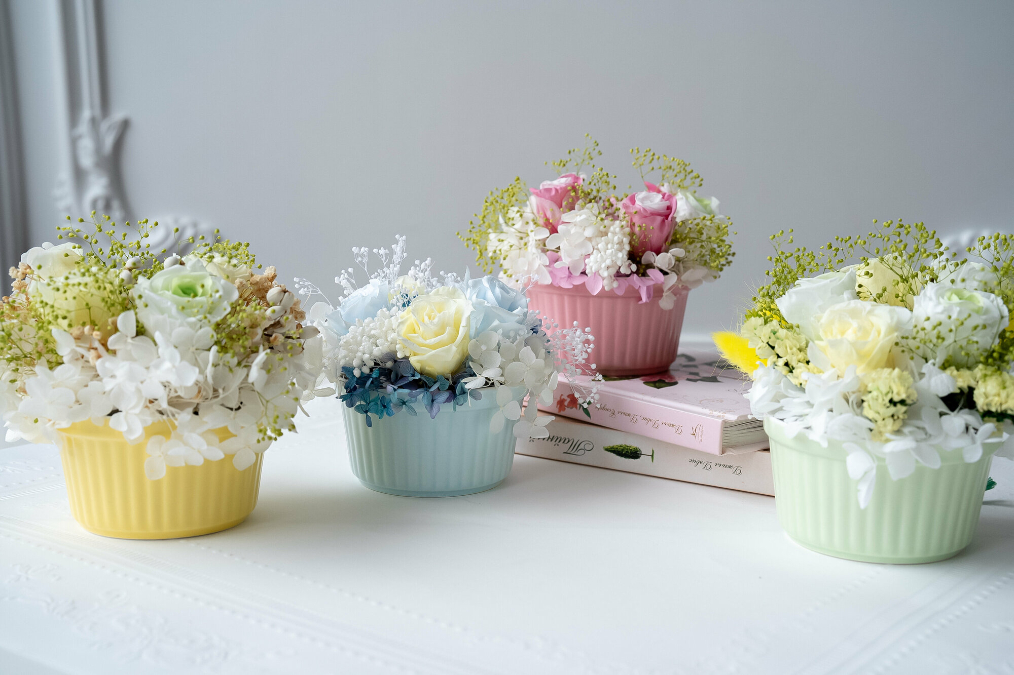 Букет цветов из стабилизированных роз в керамическом кашпо, микс 4шт / букет на 8 марта и выпускной / подарок учителю