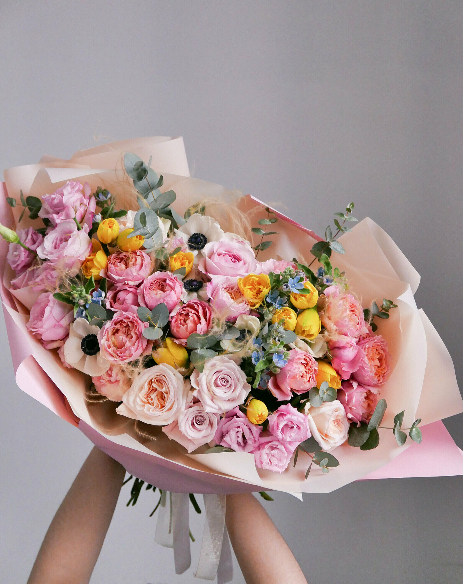 Букет клумба. москва "Большой весенний микс", розы, эустомы, анемоны