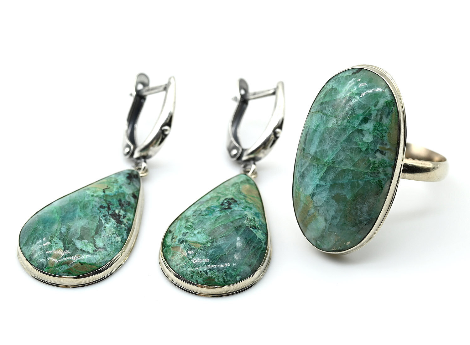 Комплект бижутерии: кольцо, серьги, хризоколла