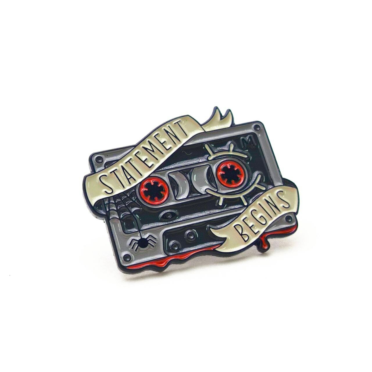 Значок для рюкзака, кепок и вещей" STATEMENT BEGINS" в виде аудиокассеты / 1 шт.
