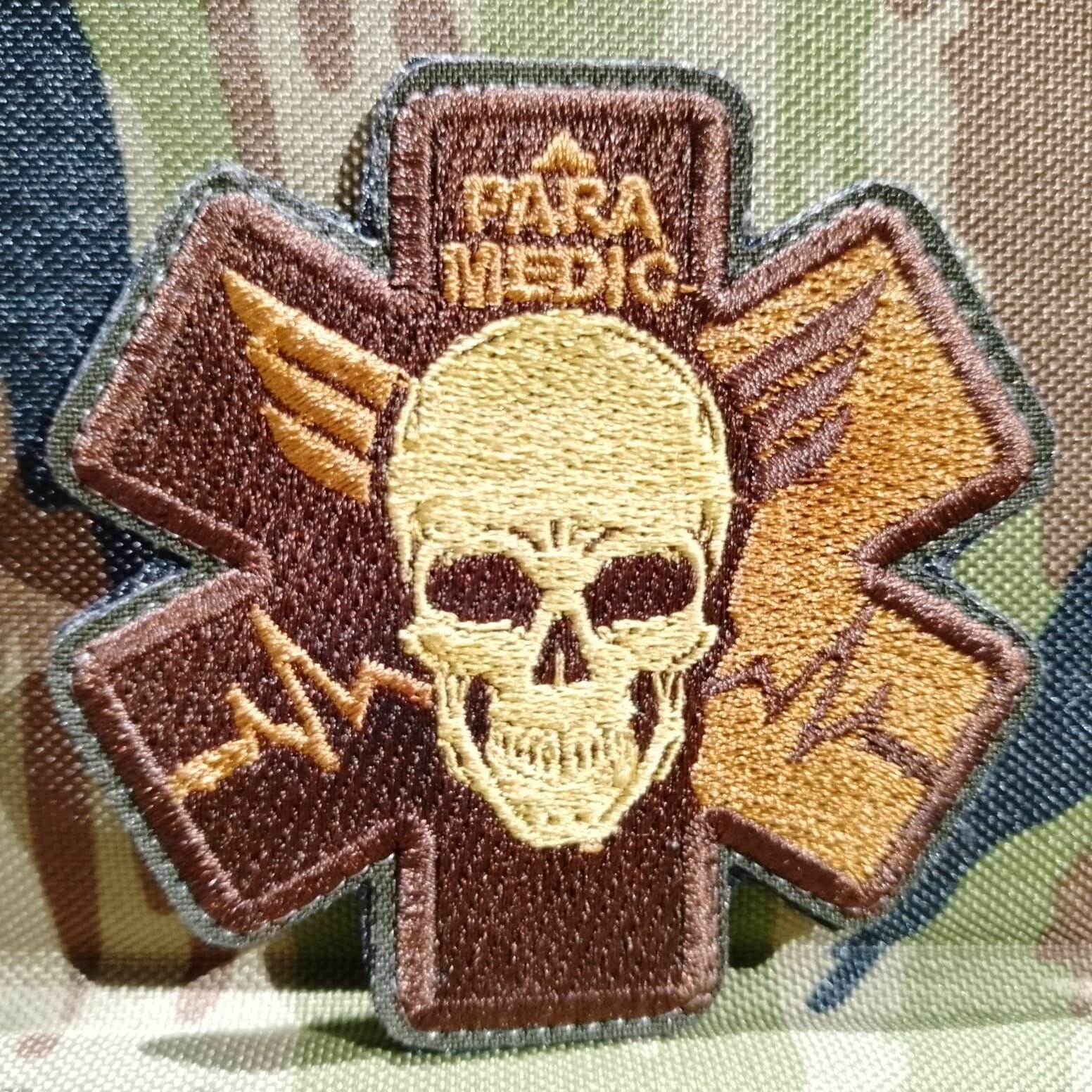 Нашивка-патч PARAMEDIC вышитая на липучке 8х8 коричневая