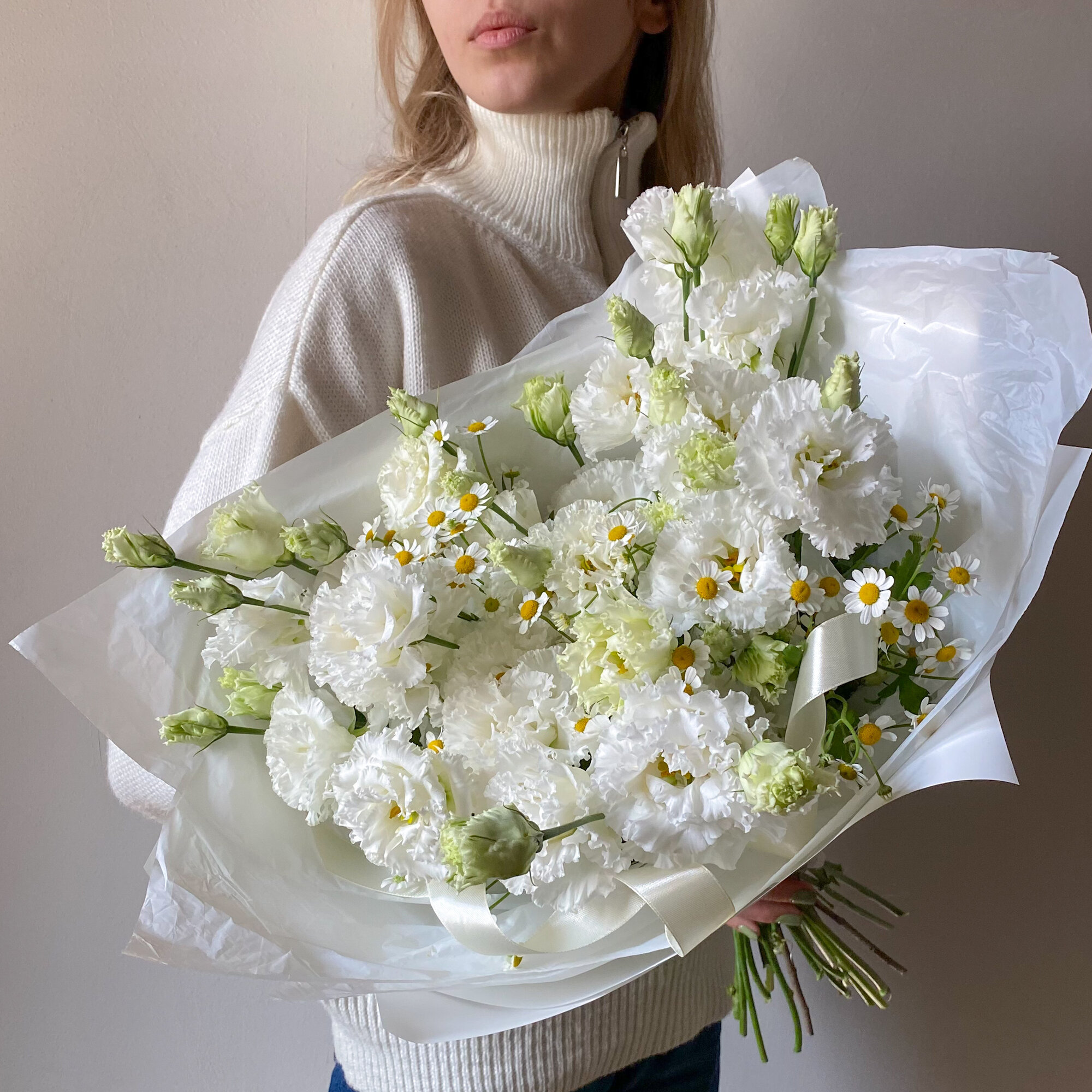 Воздушный букет из нежной эустомы и кустовой ромашки в авторской упаковке. Размер М