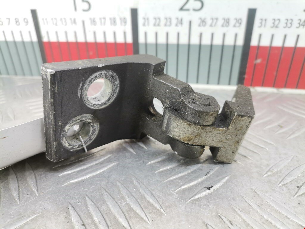 Петля двери задней левой Volkswagen Golf 3 1H4833409 арт. 1940267