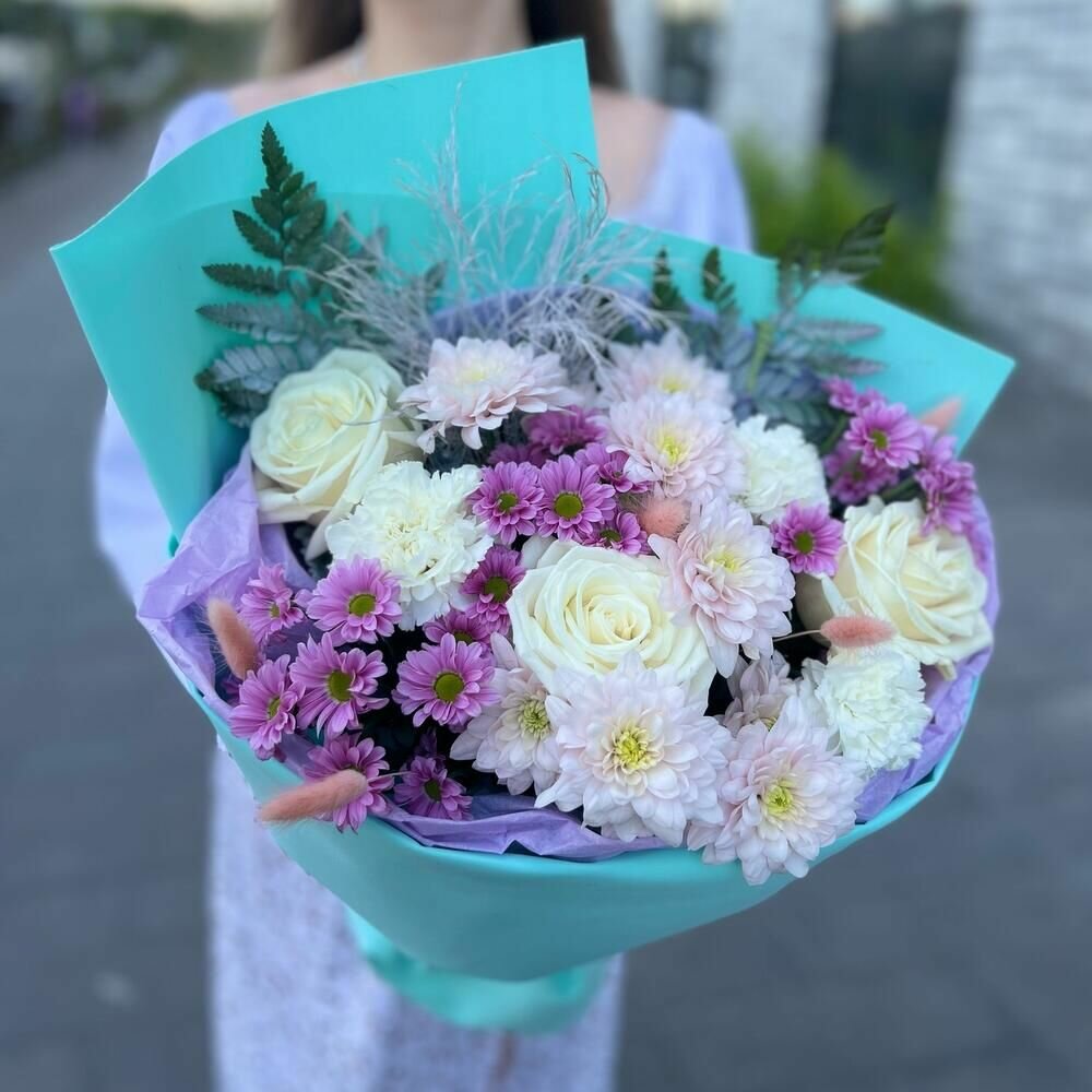 Букет из белых роз, кустовых хризантем и диантусов - РИМСКАЯ РОЗА