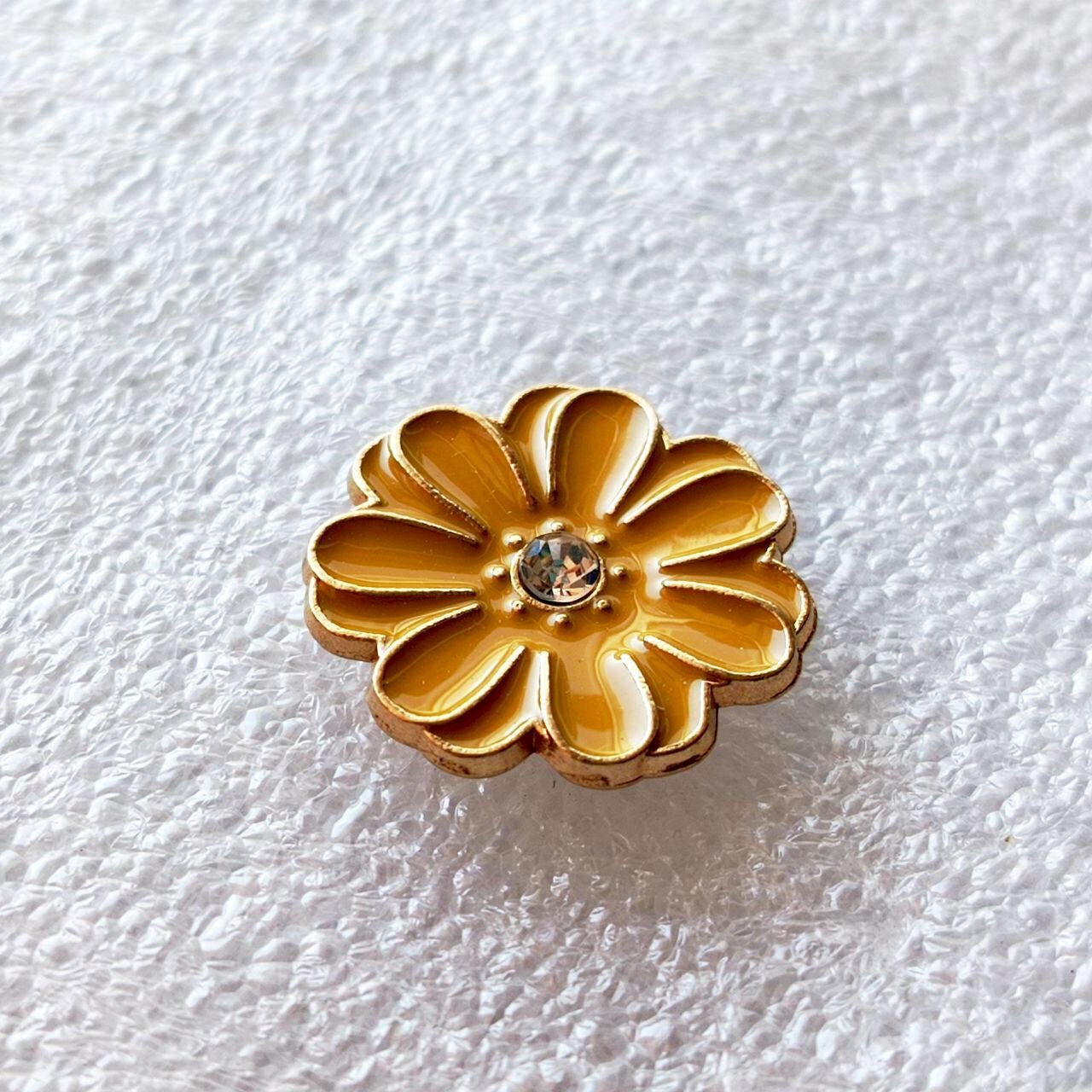 Значок "Цветок с бриллиантом"