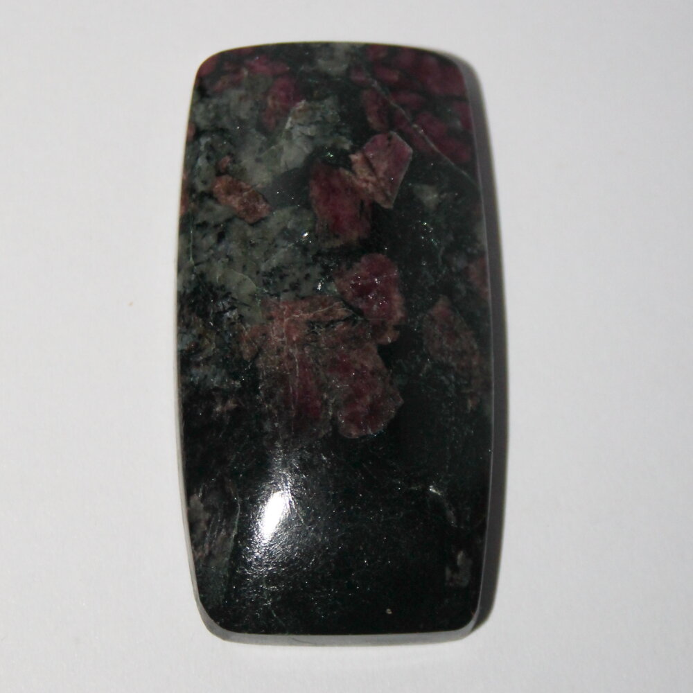 Эвдиалит кабошон, 42х22х3 мм, Кольский полуостров, "True Stones"