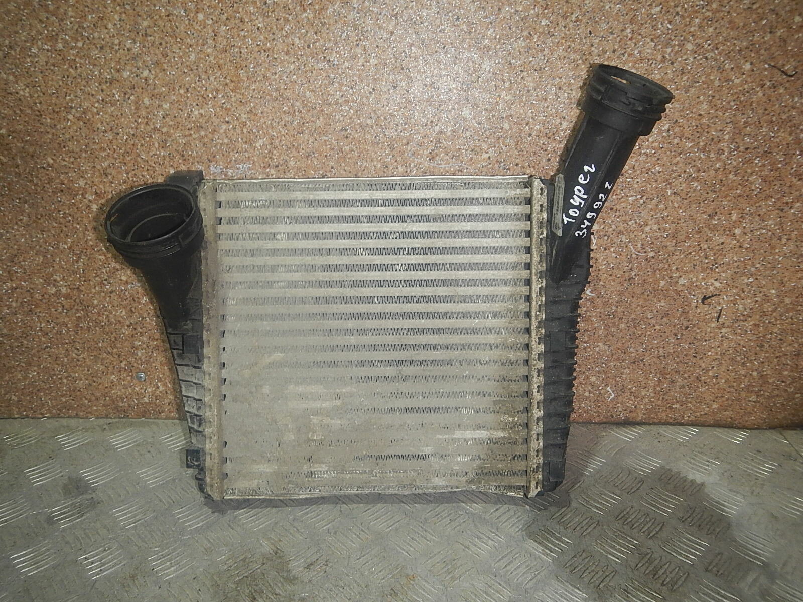 Б/У Интеркулер, Volkswagen (Фольксваген)-TOUAREG (02-10) VOLKSWAGEN TOUAREG (02-10) Правый, дизель Деформации, сломано дв...