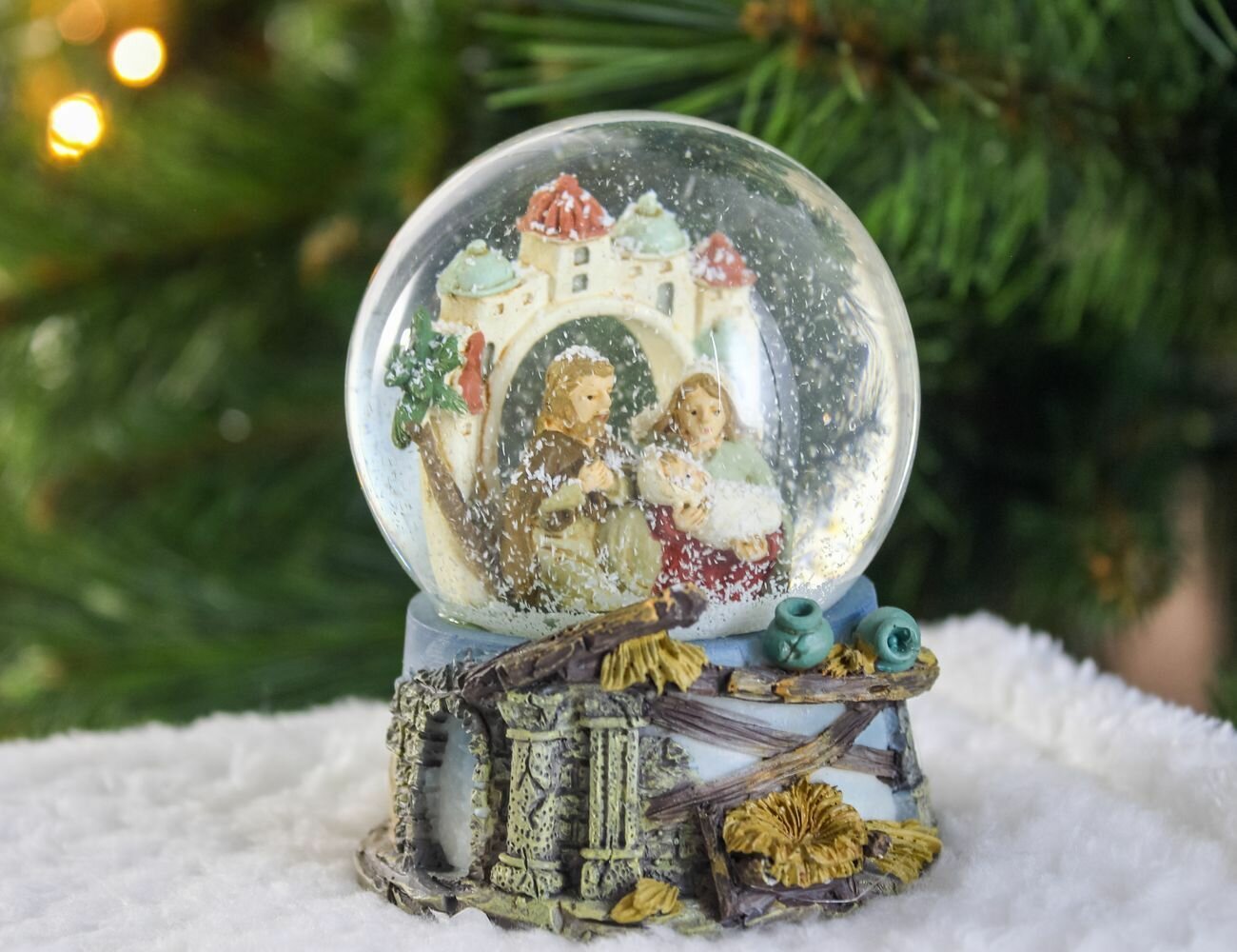 Снежный шар святое семейство - трогательный момент, полистоун, стекло, 9 см, Sigro 50-2073-1