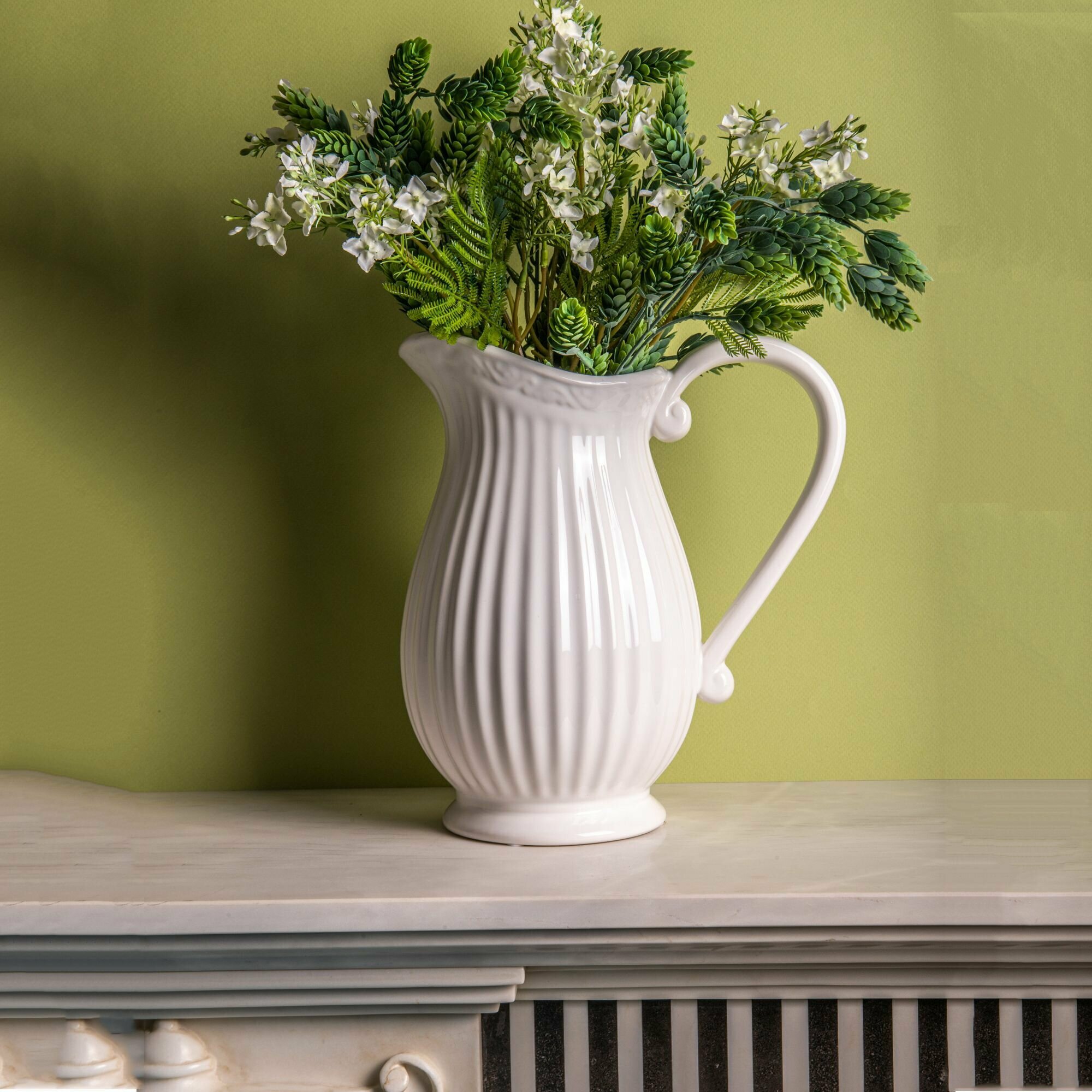 Ваза в виде кувшина, высота 16.5 см, покрытая керамической глазурью, белая