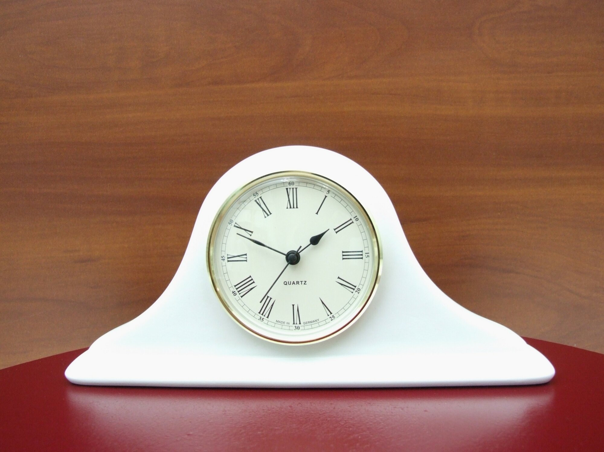 Часы интерьерные, настольные, ручная авторская работа, белого цвета