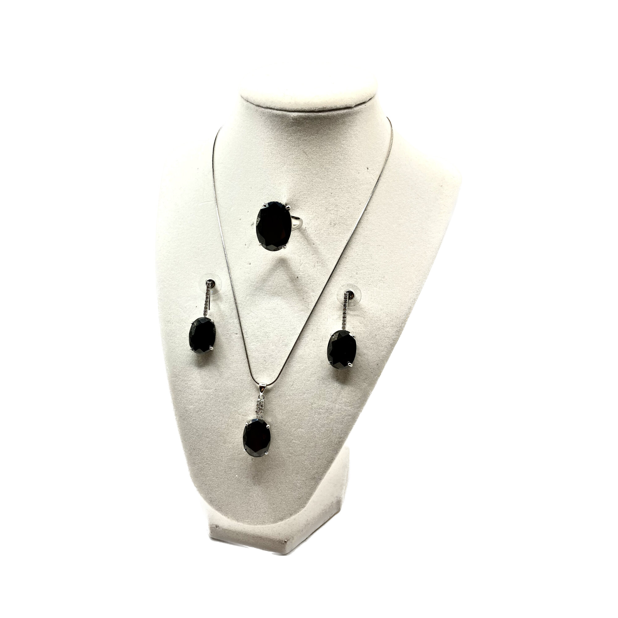 Комплект бижутерии: кольцо, серьги, колье, сапфир синтетический