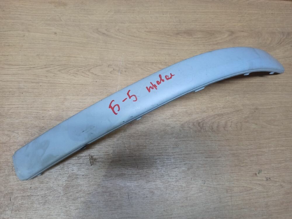 Молдинг праd переднего бампера Volkswagen Passat 5 3B0807718A