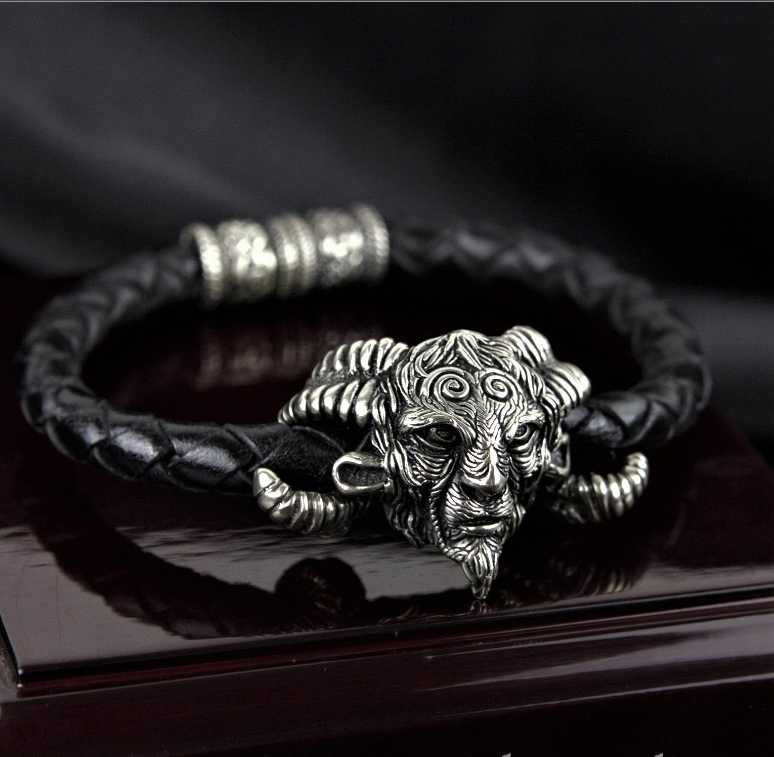 Плетеный браслет