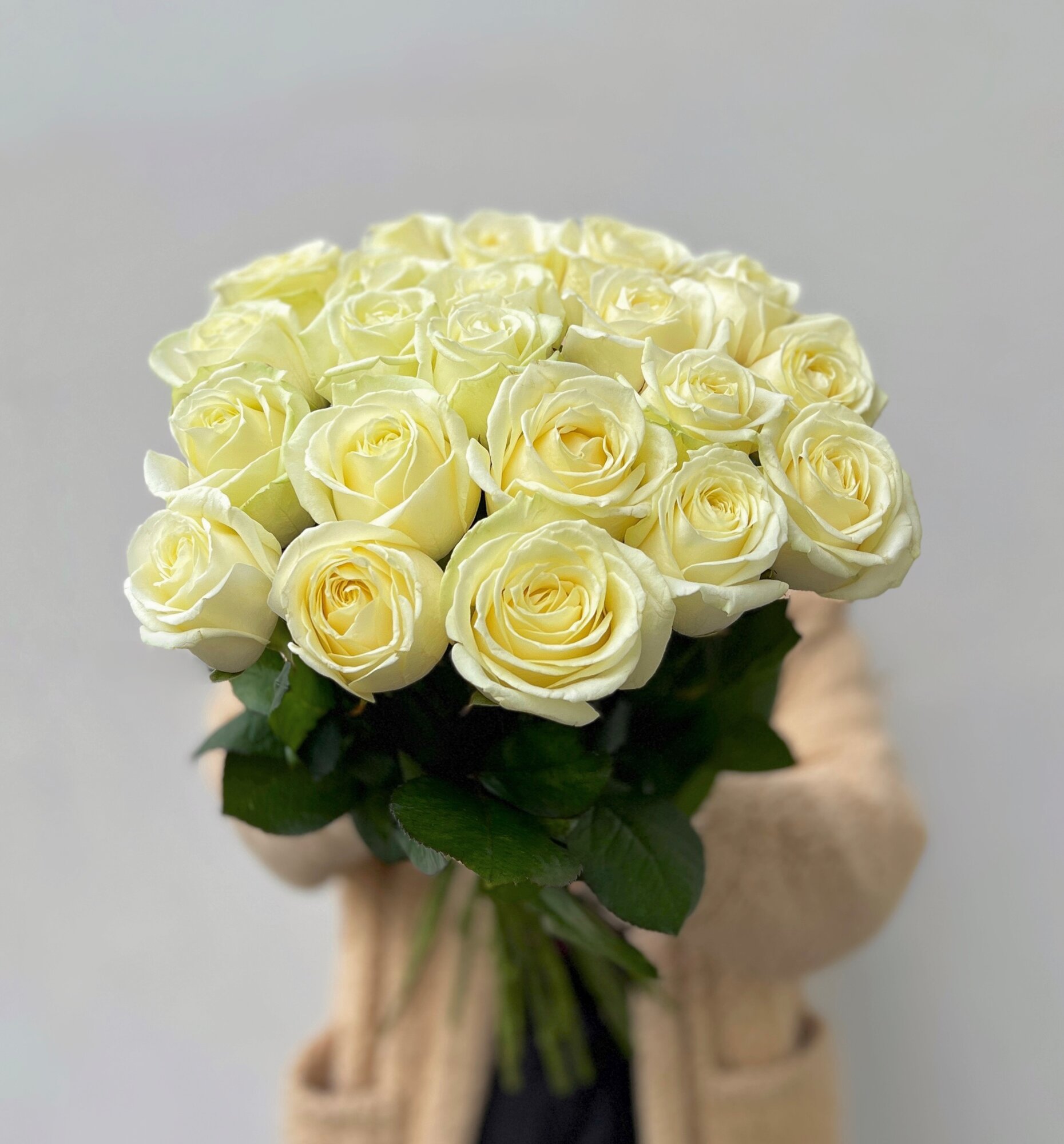 Букет цветов розы белые 21 шт, красивый букет роз 50 см, букет живых цветов, Россия