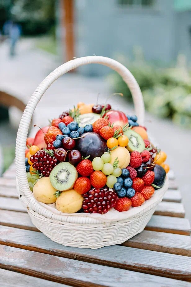 Корзина с сезонными фруктами: гранат, клубника, размер L, 25 см, от Vegato Studio