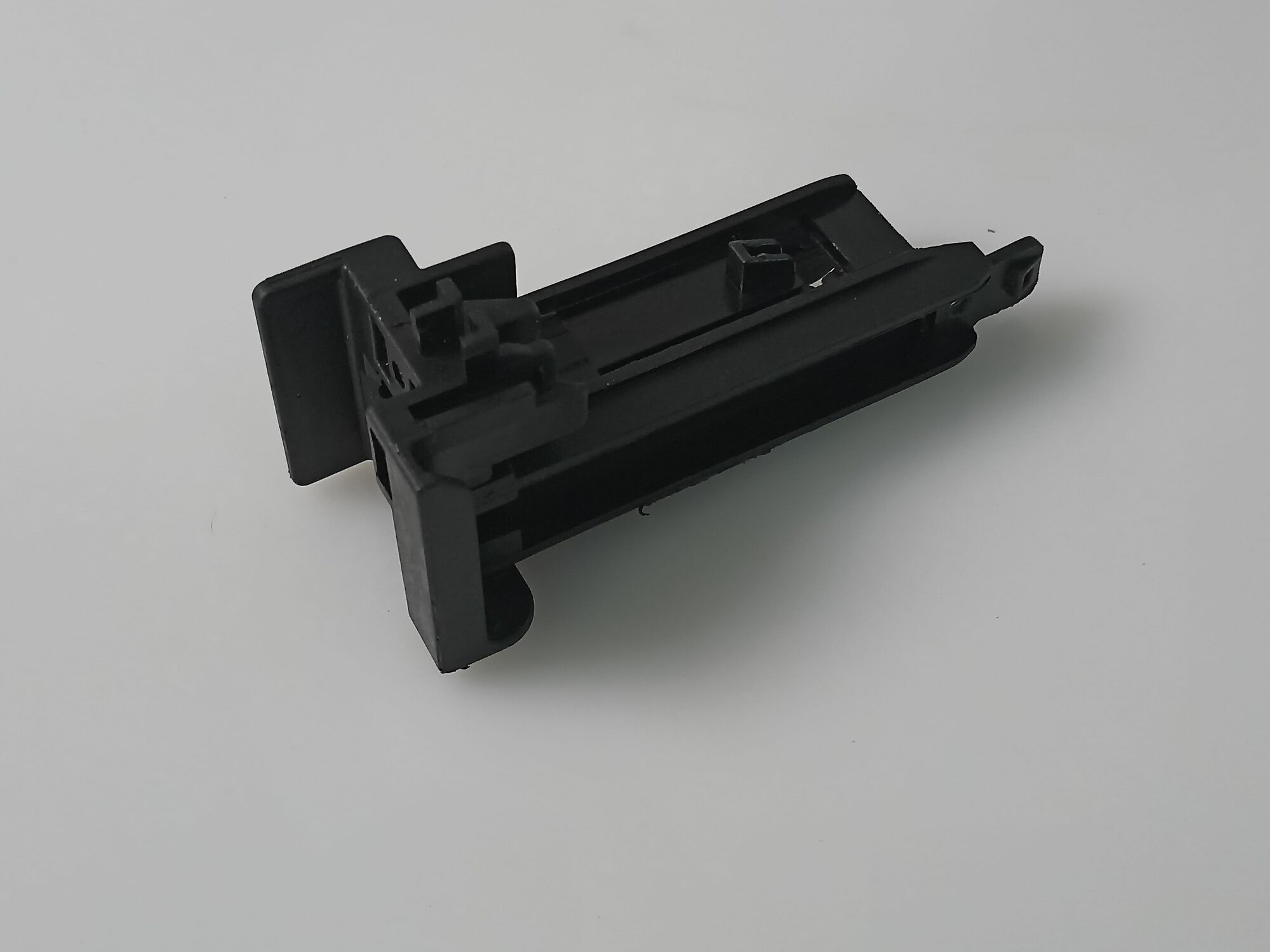 Фиксатор стекла, нижний левый, для ДШ Grundig GEBM11300XC