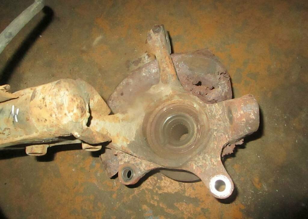 Кулак передний правый Toyota Yaris XP10 2001