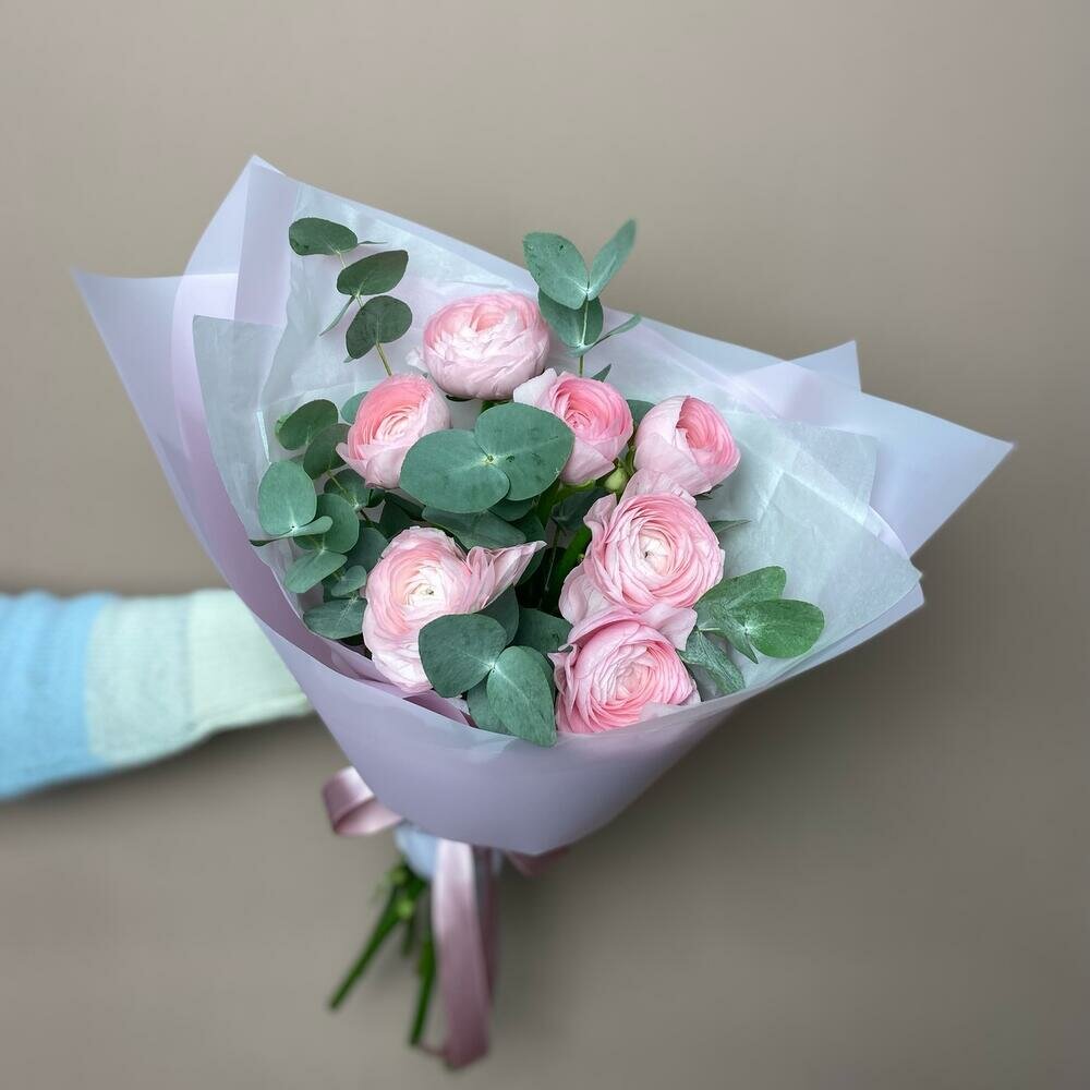 Монобукет Protea Рунункулюс, высота 35 см, 7 штук, с эвкалиптом, аквабоксом и бантом